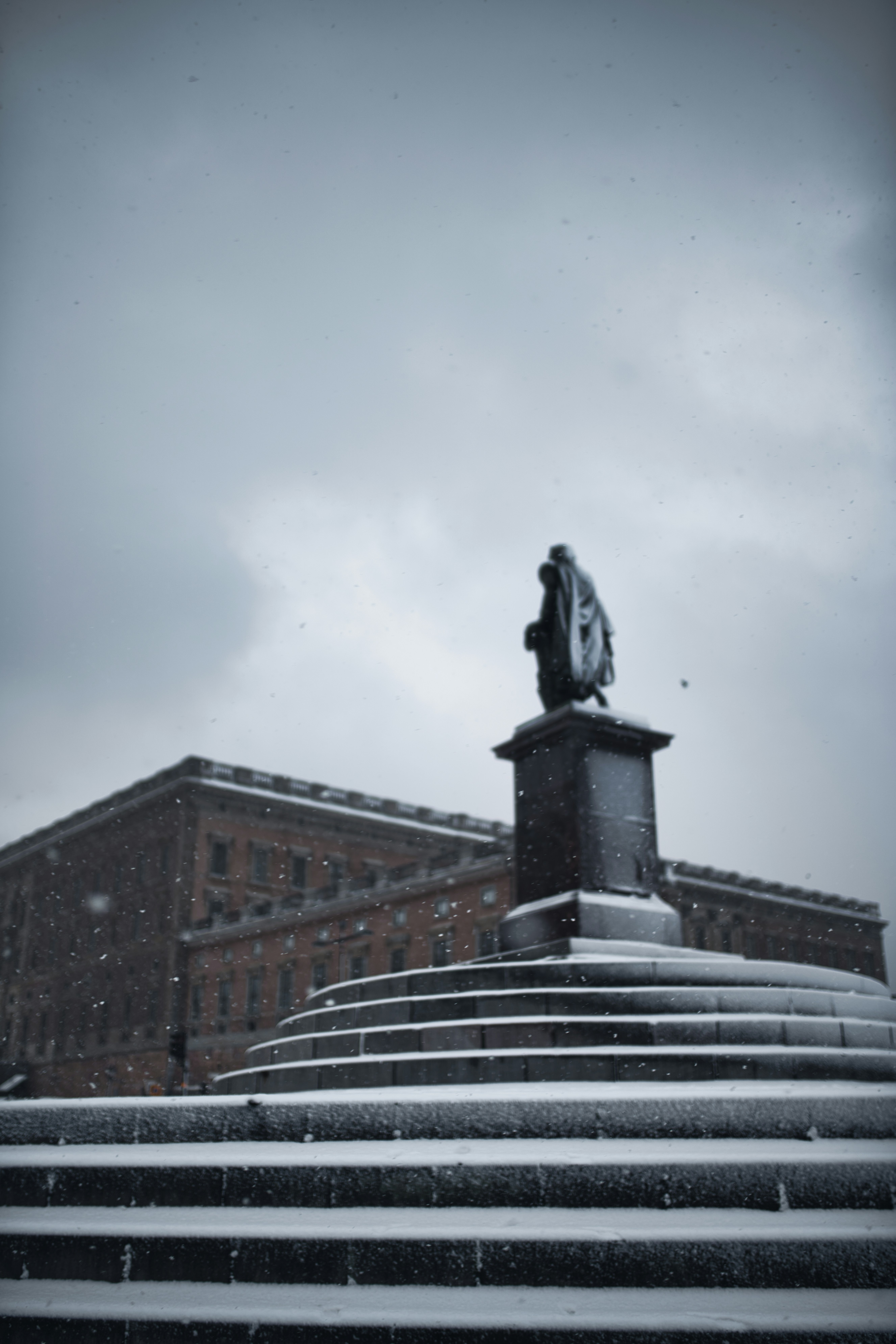 Statue noire de l’homme au sommet du bâtiment photo – Photo Gris ...