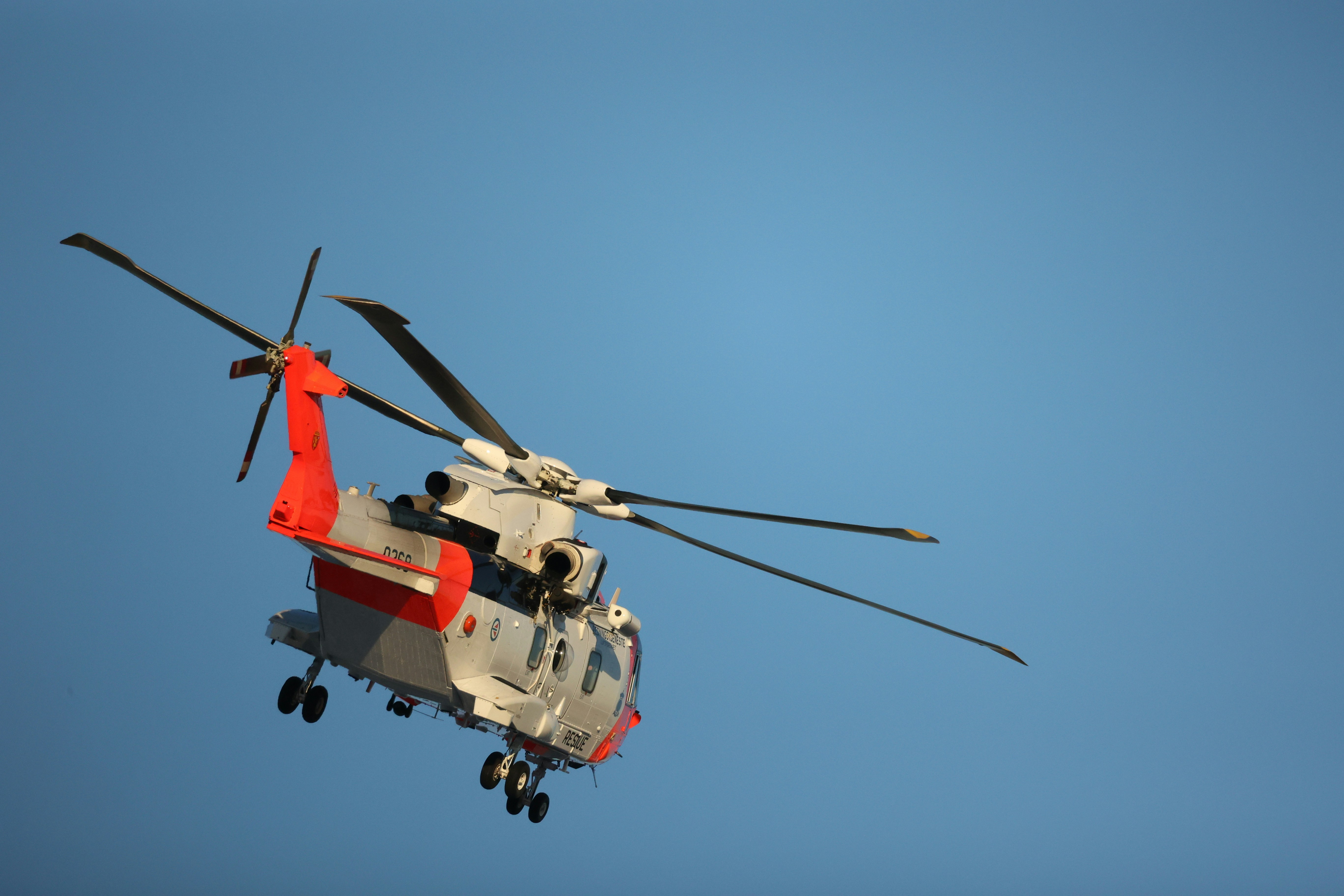 Red and white helicopter flying in the sky photo – Free Helikopter ...