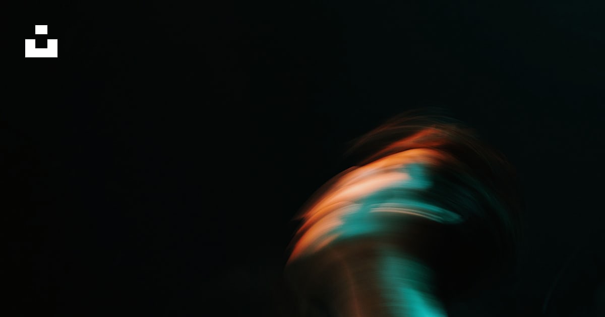 Femme Aux Seins Nus Avec De La Fumée Bleue Et Verte Photo Image
