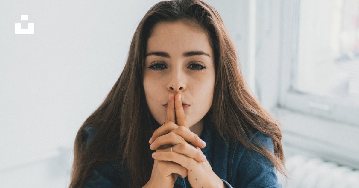 白い椅子に座っている青いデニム ジャケットの女性の写真 Unsplashの無料グレー写真