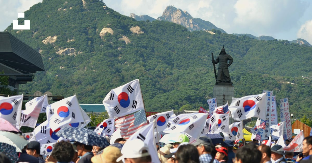 낮에 그린 마운틴 근처의 흰색 의자에 앉아 있는 사람들 사진 Unsplash의 무료 사람의 이미지