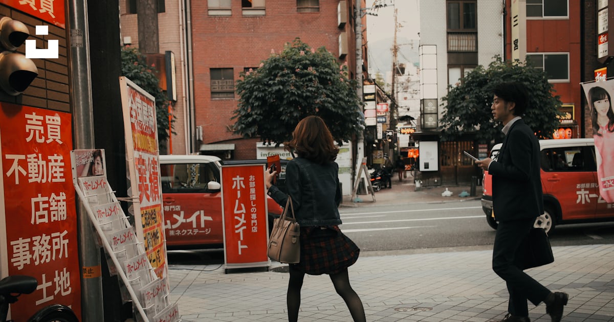 Foto Mujer Con Chaqueta Negra Caminando Por La Acera Durante El Día