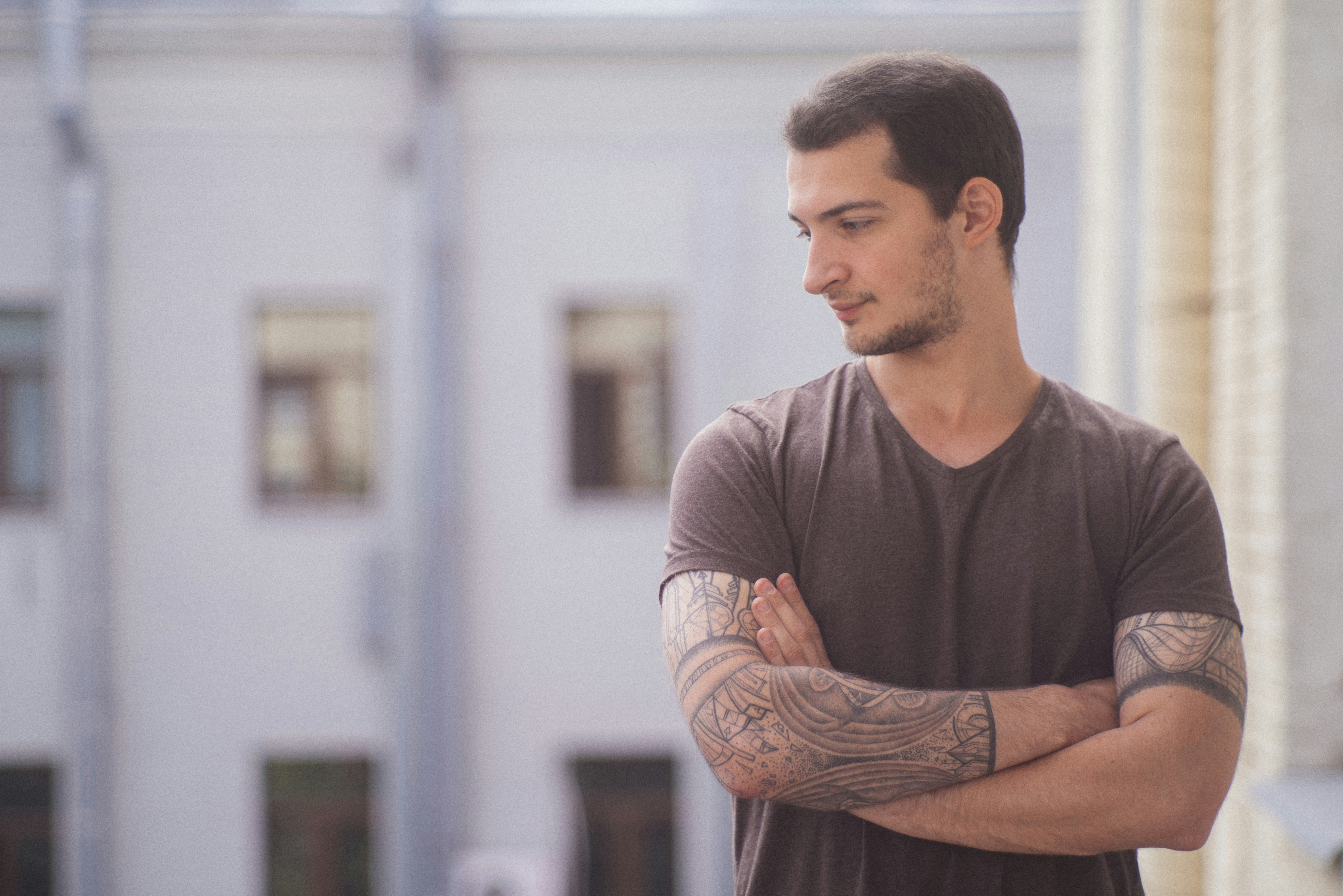 Un homme tatoué debout devant un immeuble photo – Photo Gris Gratuite ...