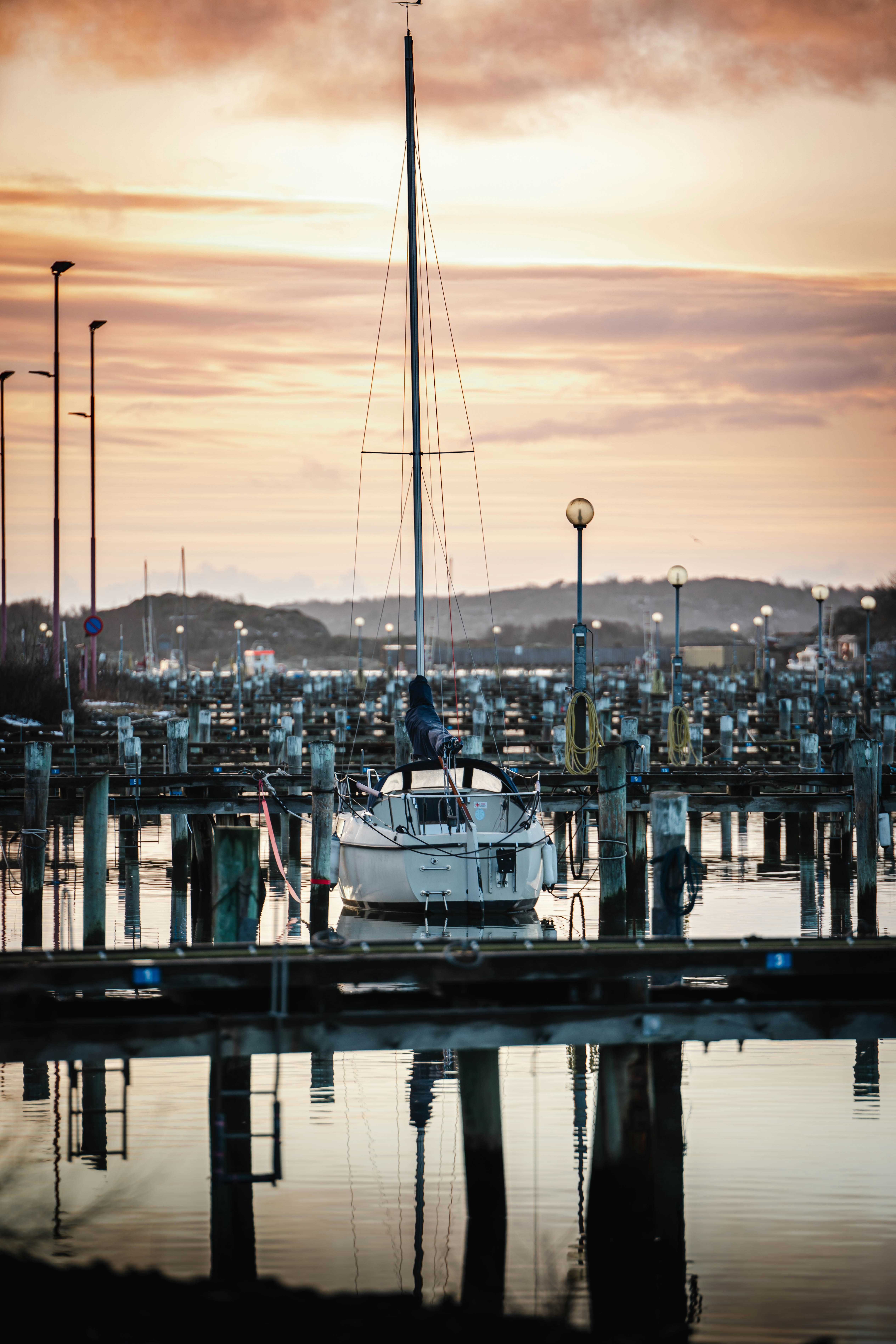 Barco blanco y azul en el muelle durante el día foto – Imagen de Puesta ...
