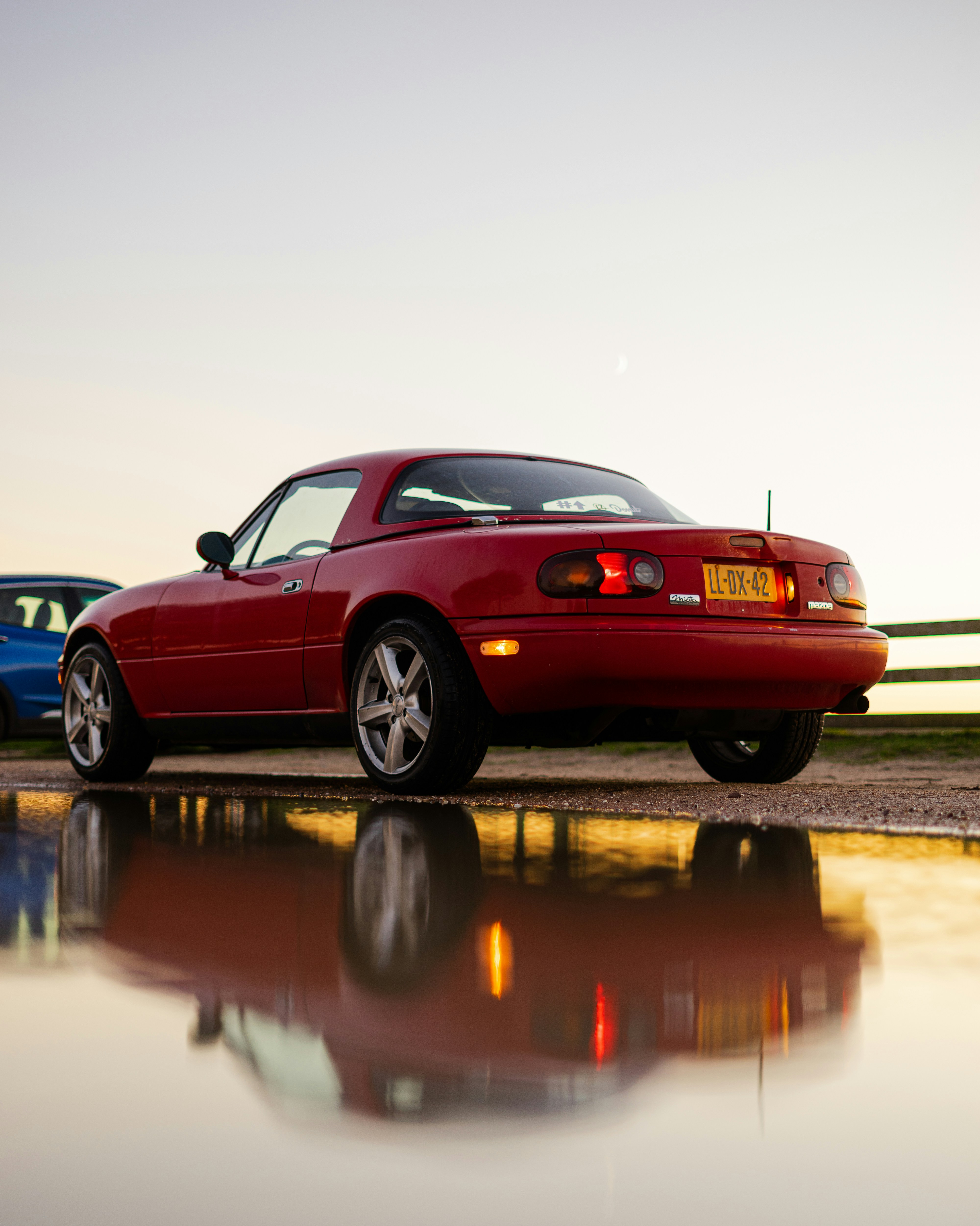Chevrolet Camaro rouge sur la route pendant la journée photo – Image ...