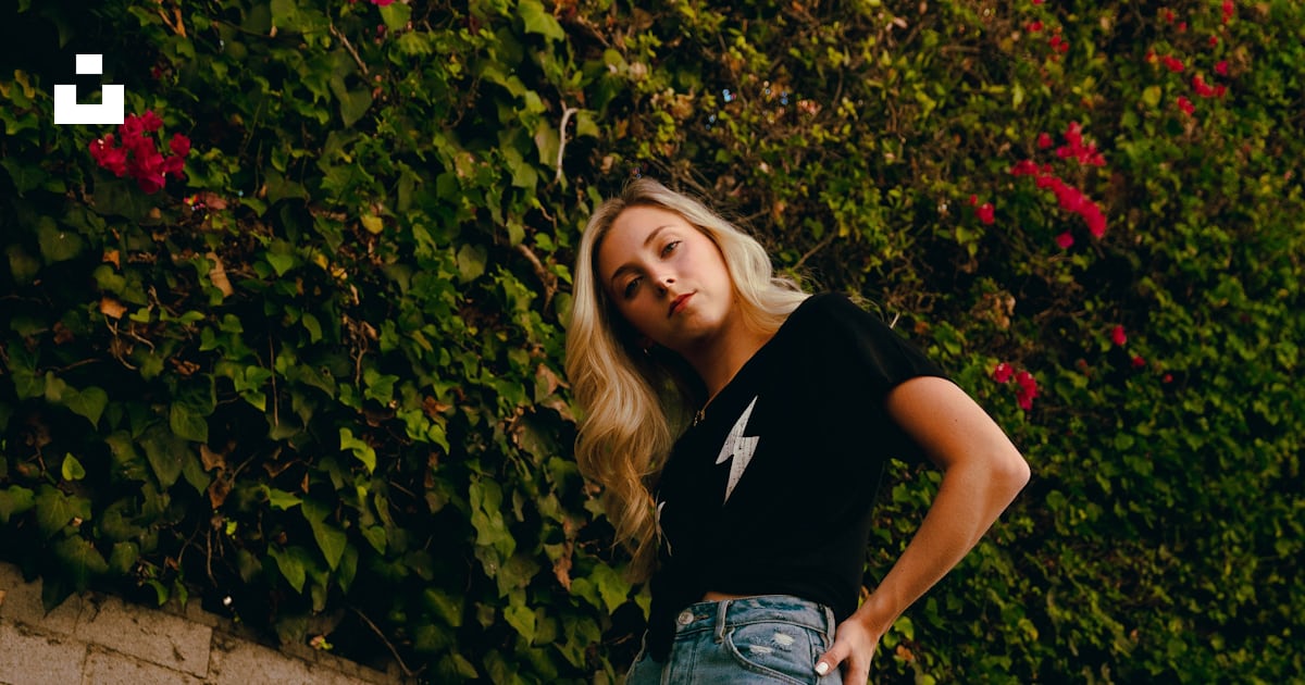 Mujer Con Camiseta Negra Y Jeans De Mezclilla Azul De Pie Junto A Una