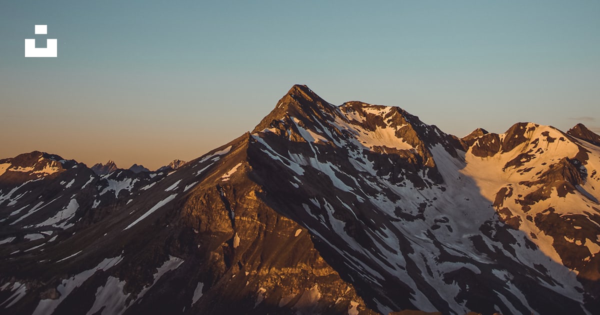 Montagne Couverte De Neige Sous Le Ciel Bleu Pendant La Nuit Photo