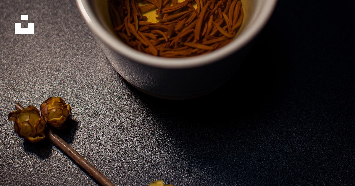 Tasse En Céramique Blanche Avec Liquide Brun à Lintérieur Photo