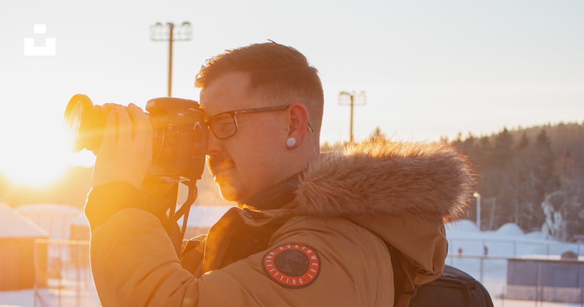 Foto Hombre Con Chaqueta Marrón Sosteniendo Una Cámara Dslr Negra