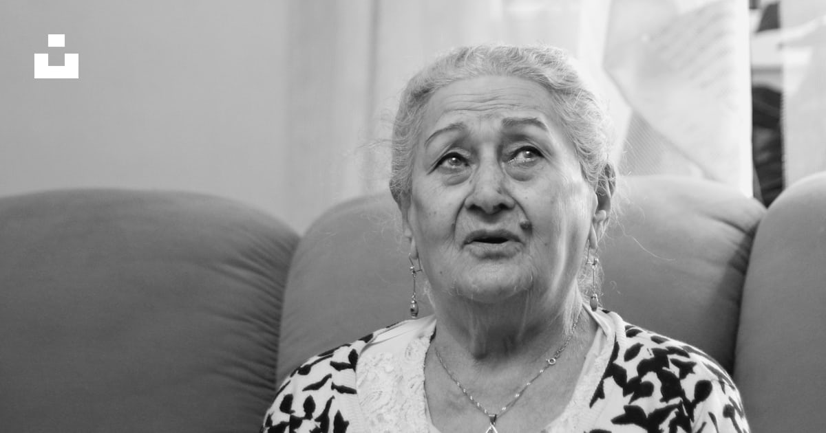 Foto Foto En Escala De Grises De Mujer Sentada En El Sofá Imagen Gris