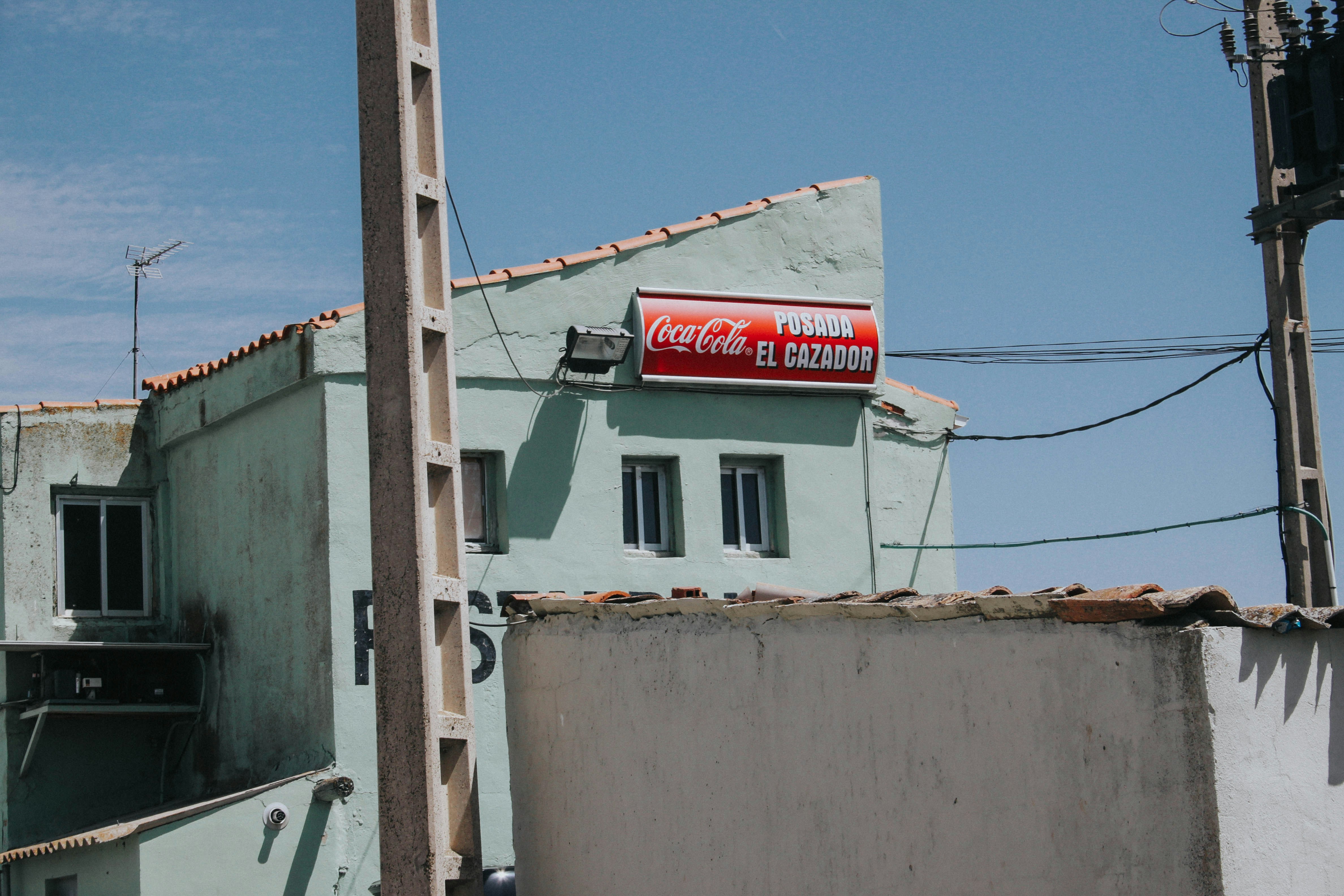 Foto Papan nama Coca Cola putih dan merah – Gambar Wallpaper estetik ...