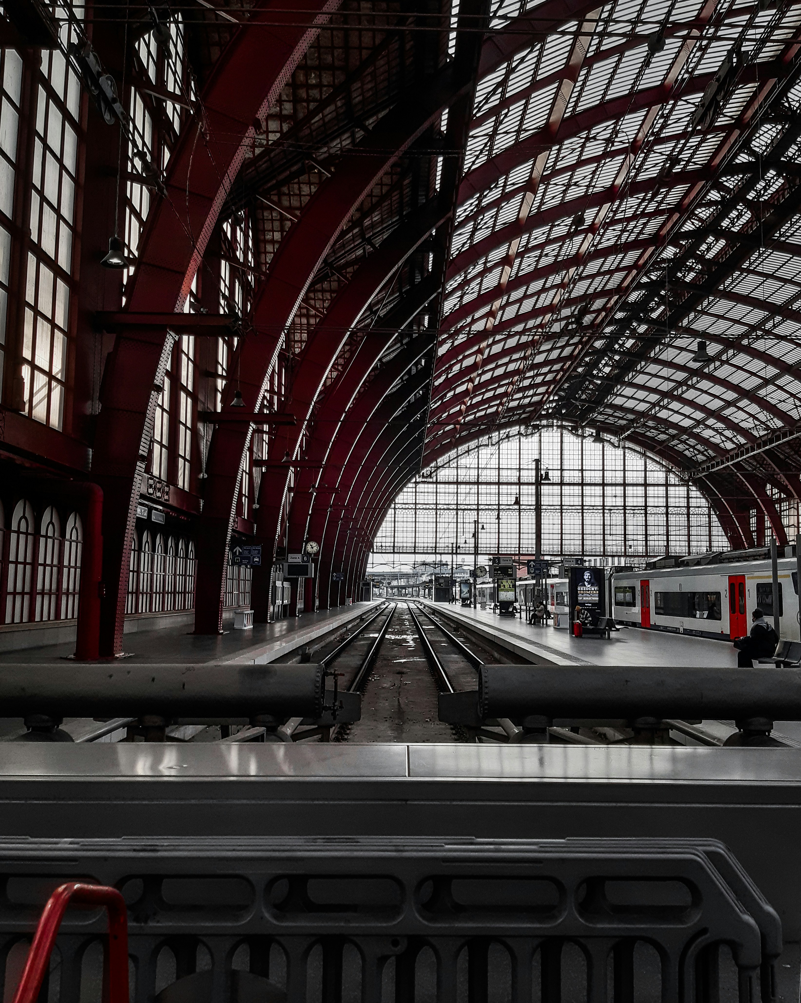 Red and gray train station photo – Free België Image on Unsplash