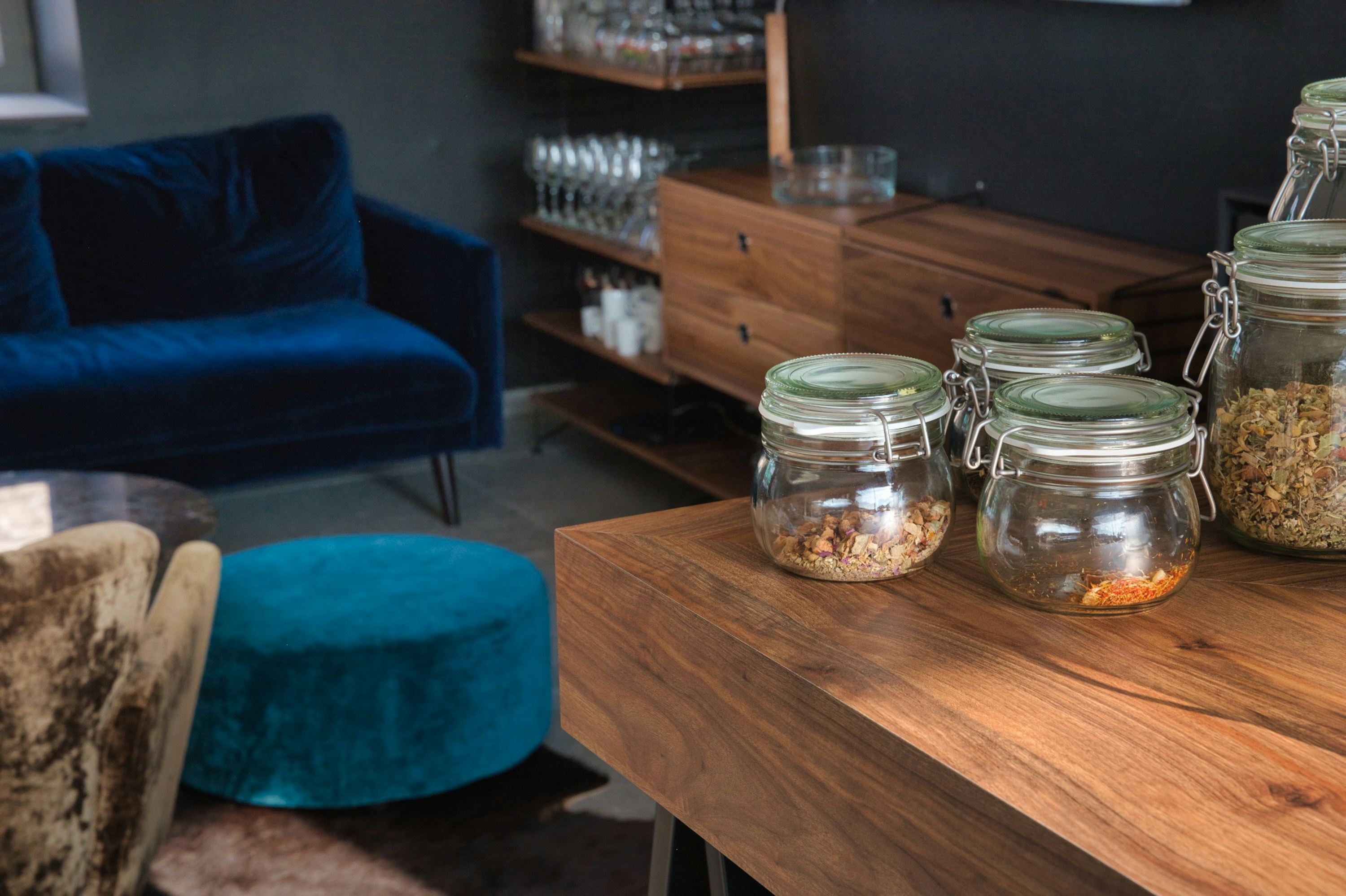 Amber Jars and Warm Wood: A Quiet Café Corner