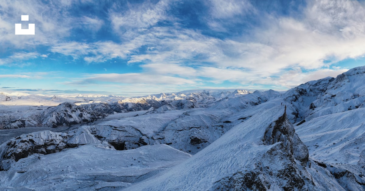 Montagne Couverte De Neige Sous Un Ciel Bleu Pendant La Journée Photo