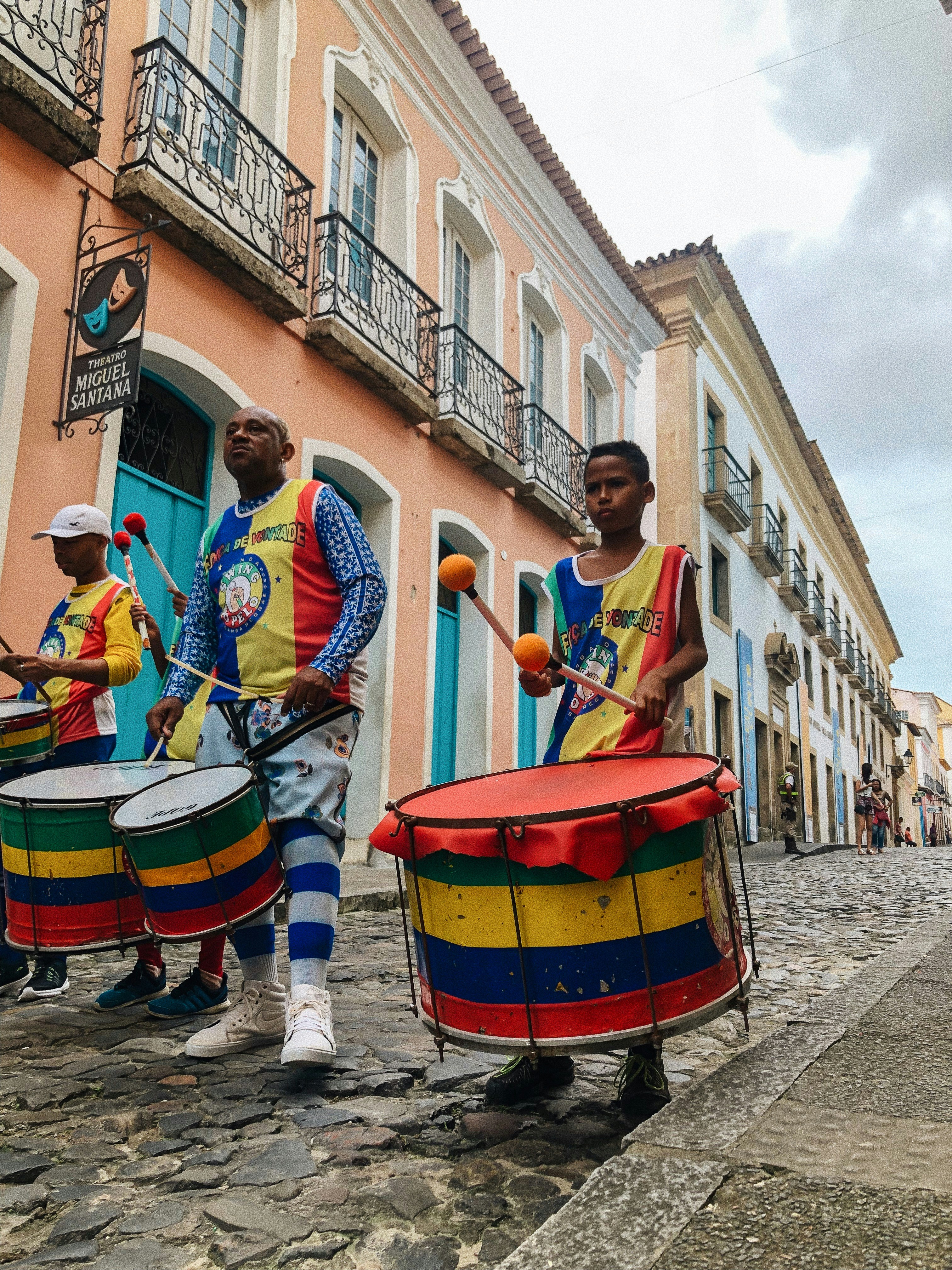 Percussão pelas ruas do Pelourinho, Salvador | people playing musical instruments on street during daytime