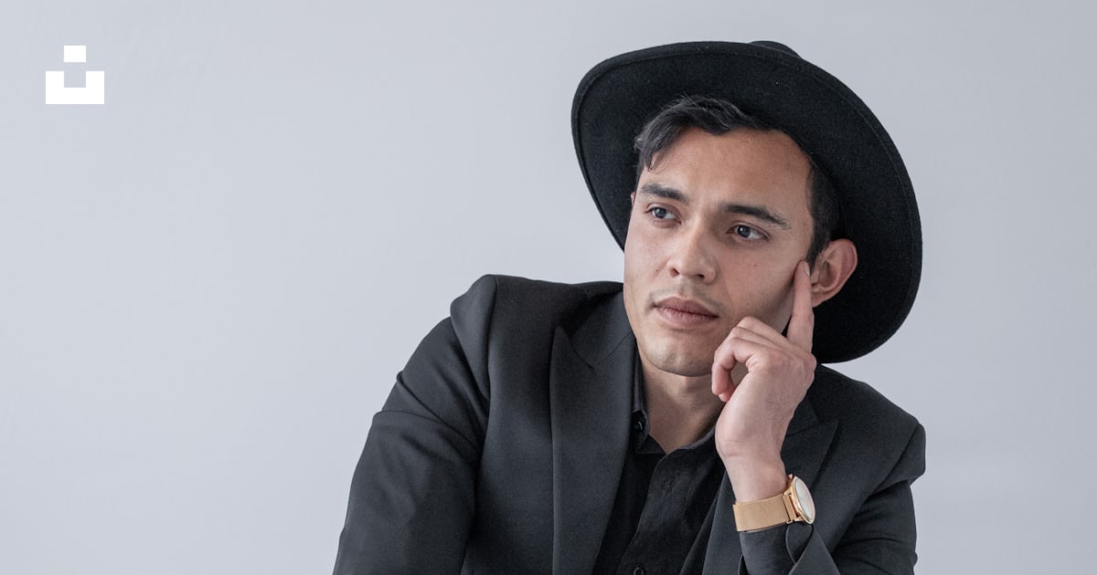 Foto Hombre Con Chaqueta De Traje Negro Y Pantalón Negro Sentado En El