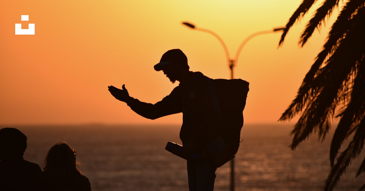 Foto Silueta De Hombre Y Mujer Besándose Durante La Puesta Del Sol