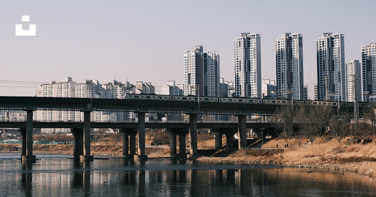 낮 동안 다리와 도시 건물 근처의 수역 사진 Unsplash의 무료 서울 이미지