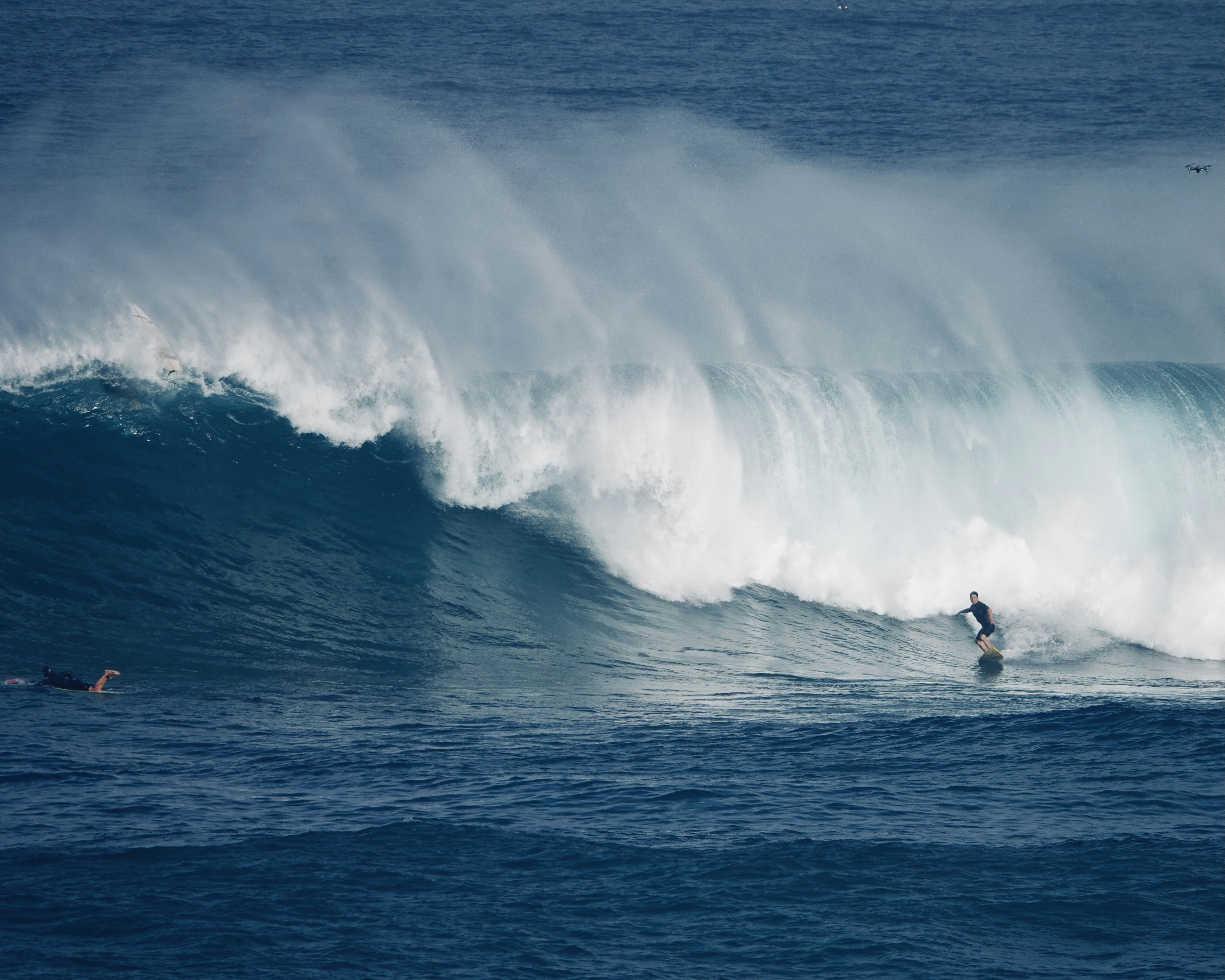 Persona surfeando sobre las olas del mar durante el día foto – Imagen ...