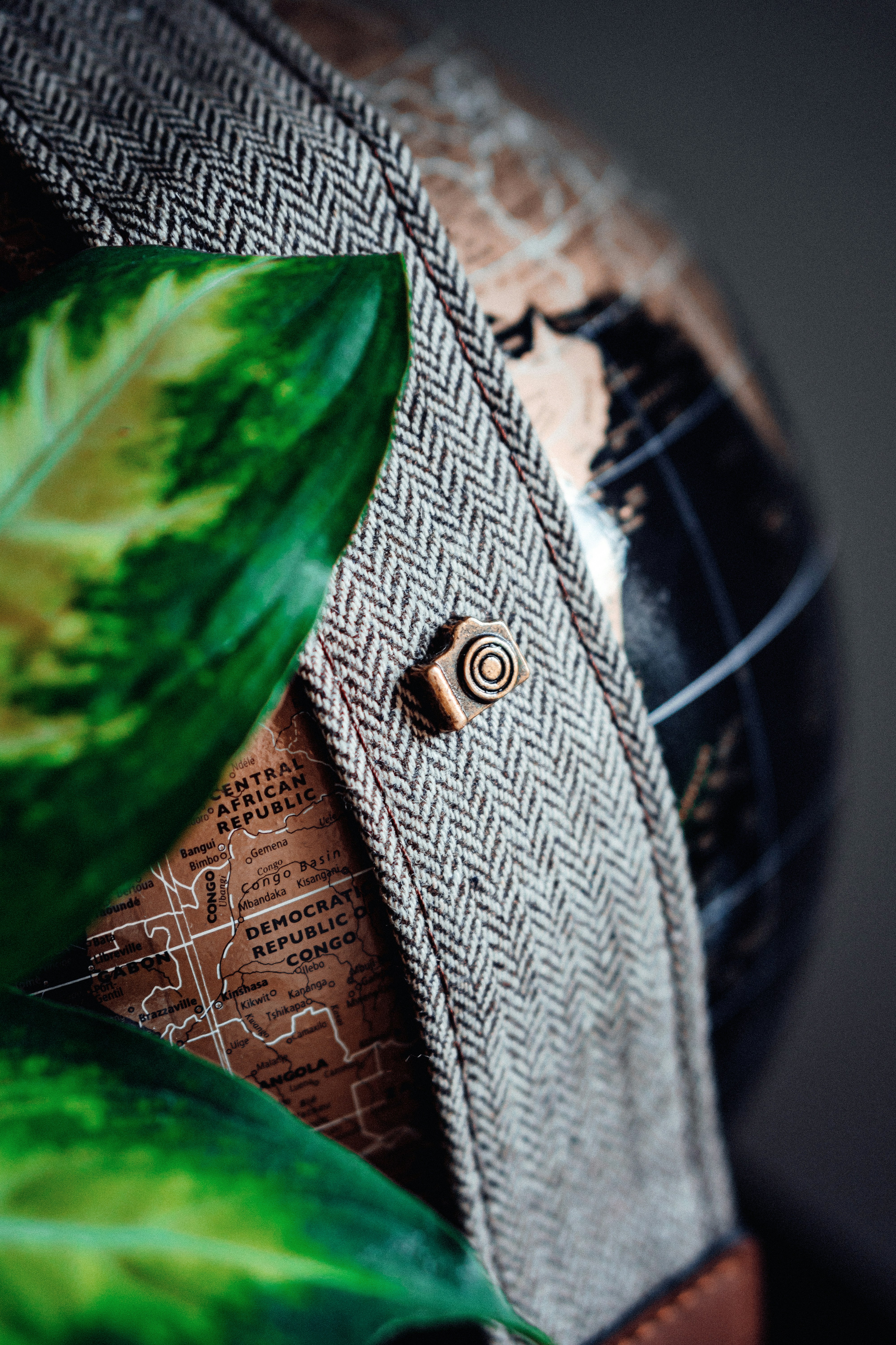 I took some product shots of a camera belt from Merabelt because they send me one for free. Here I tried to bring out the details without going macro too much. I also used my favorite plant for a little color. How do you like it?
Follow me on Instagram! https://www.instagram.com/jerrografie/