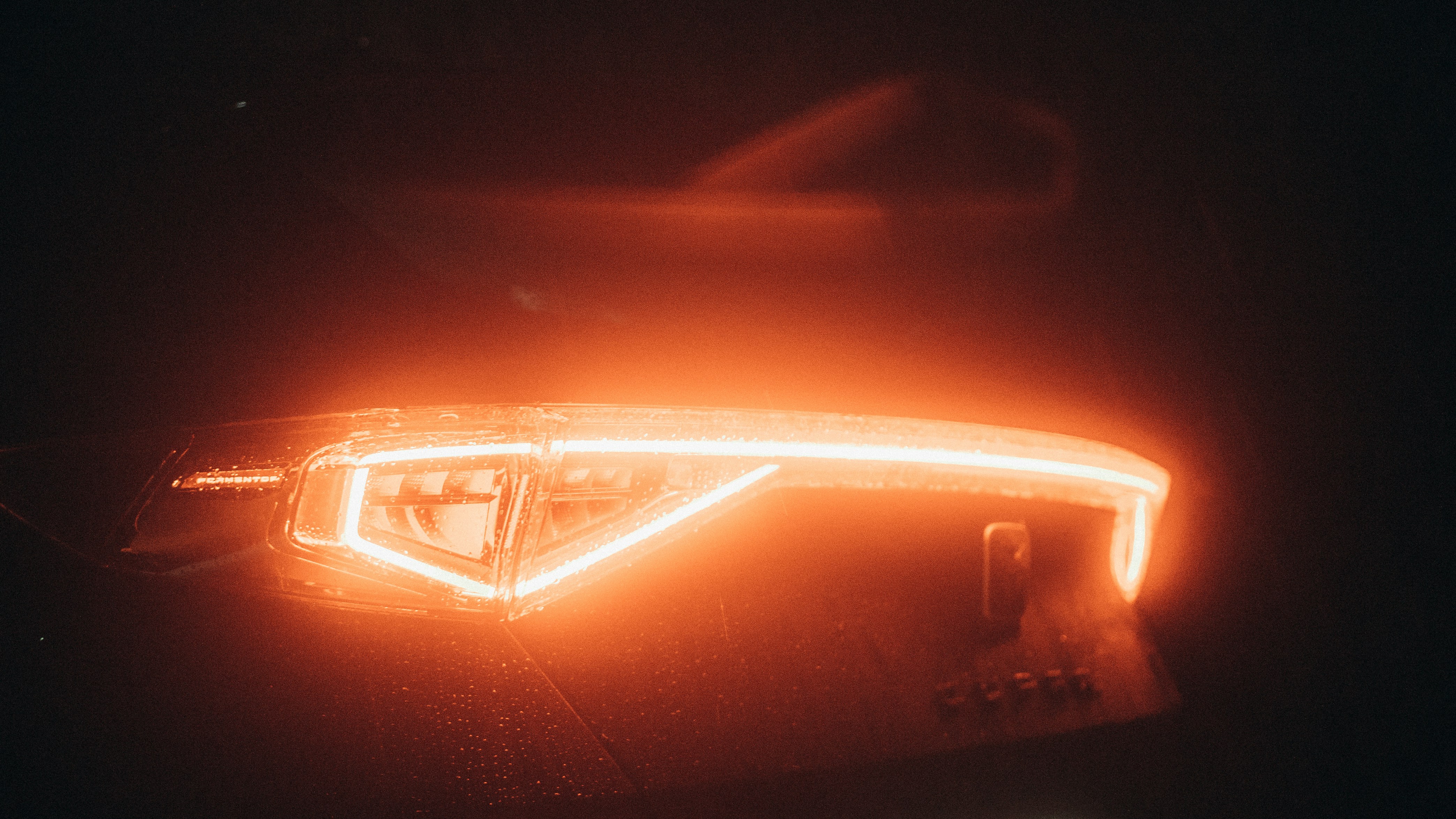 Rotes Auto nachts auf der Straße Foto – Kostenloses Bild zum Thema ...