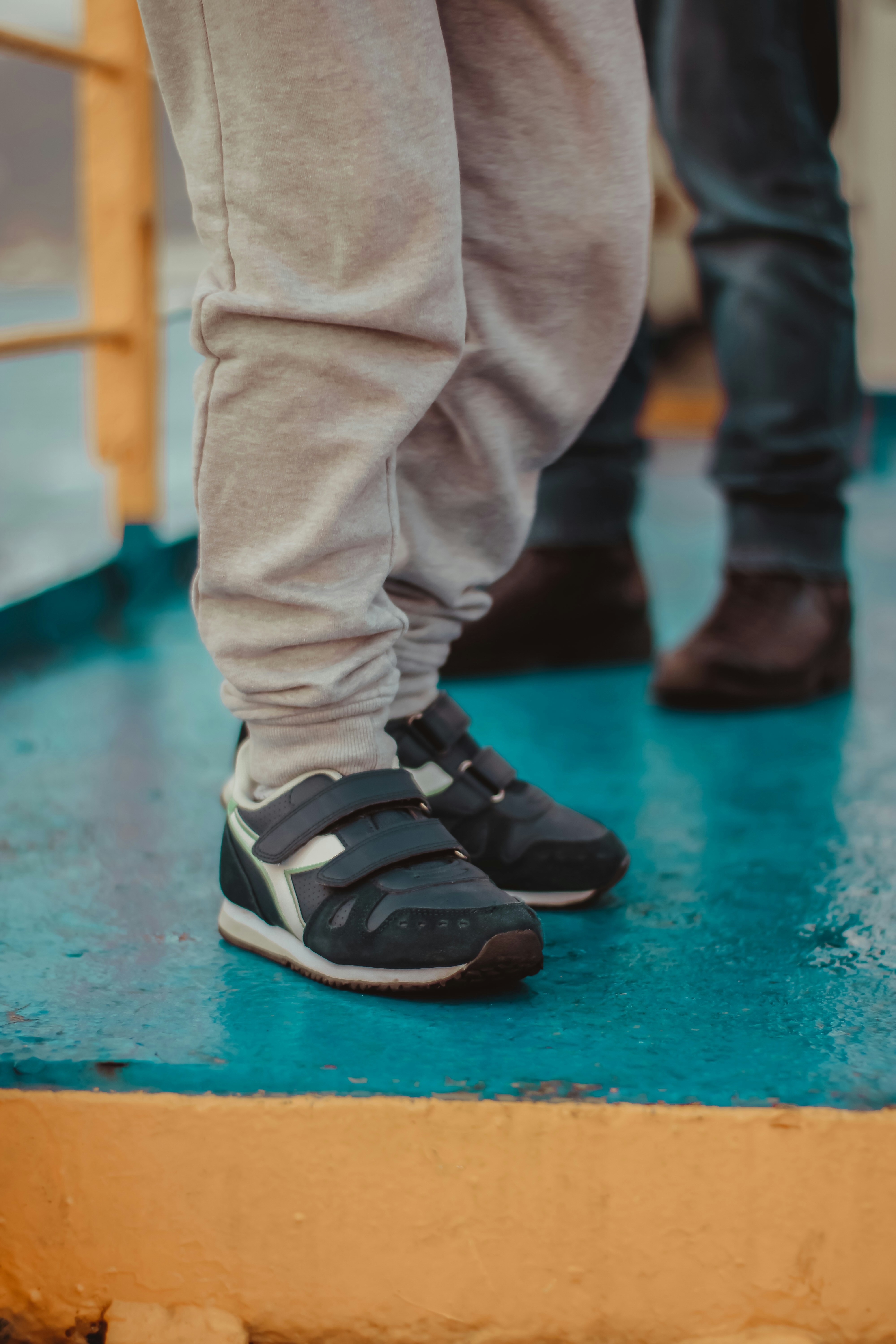 Foto Persona con zapatillas Adidas blancas y negras – Imagen Italia ...