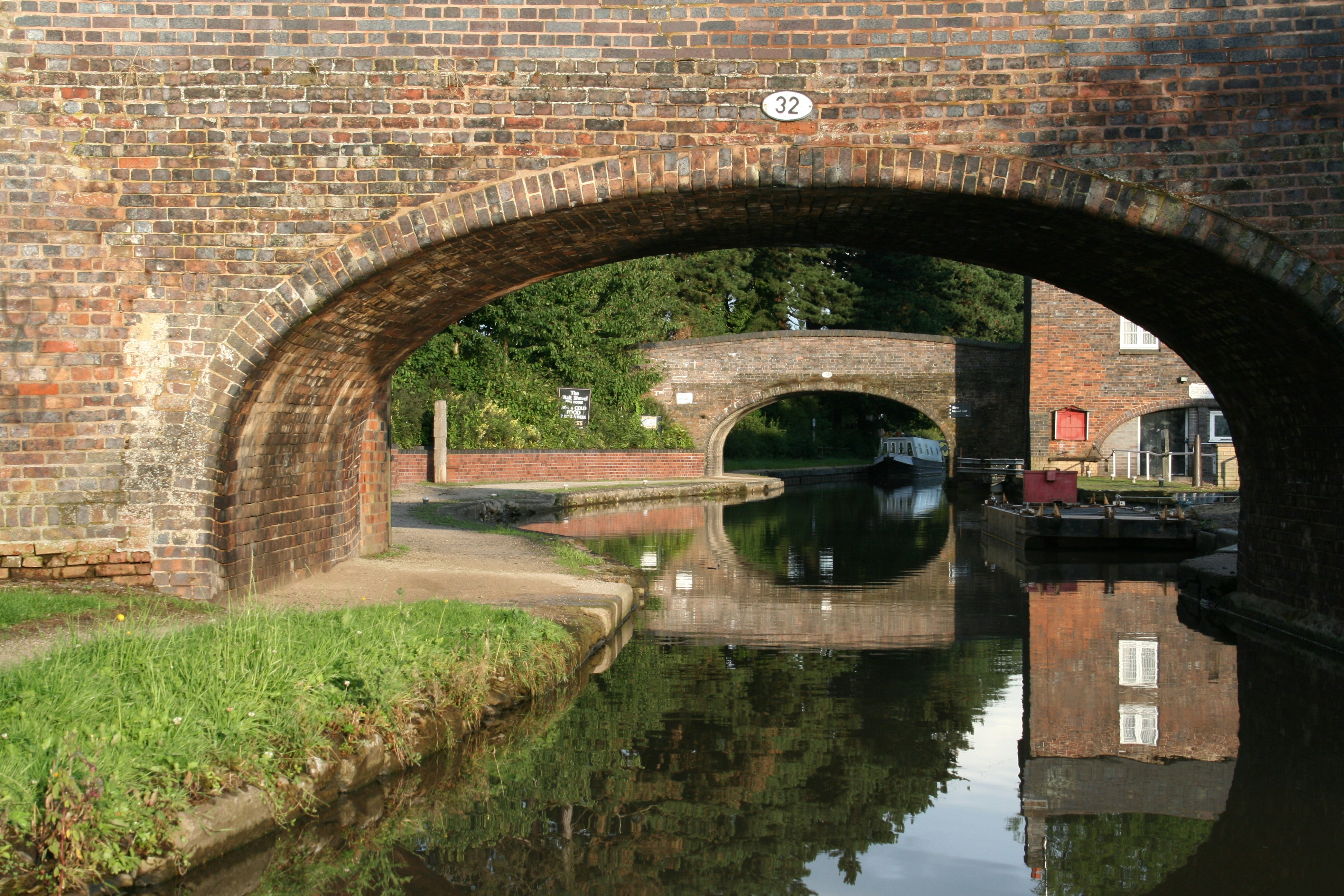 Brown brick arch bridge over river photo – Free Water Image on Unsplash
