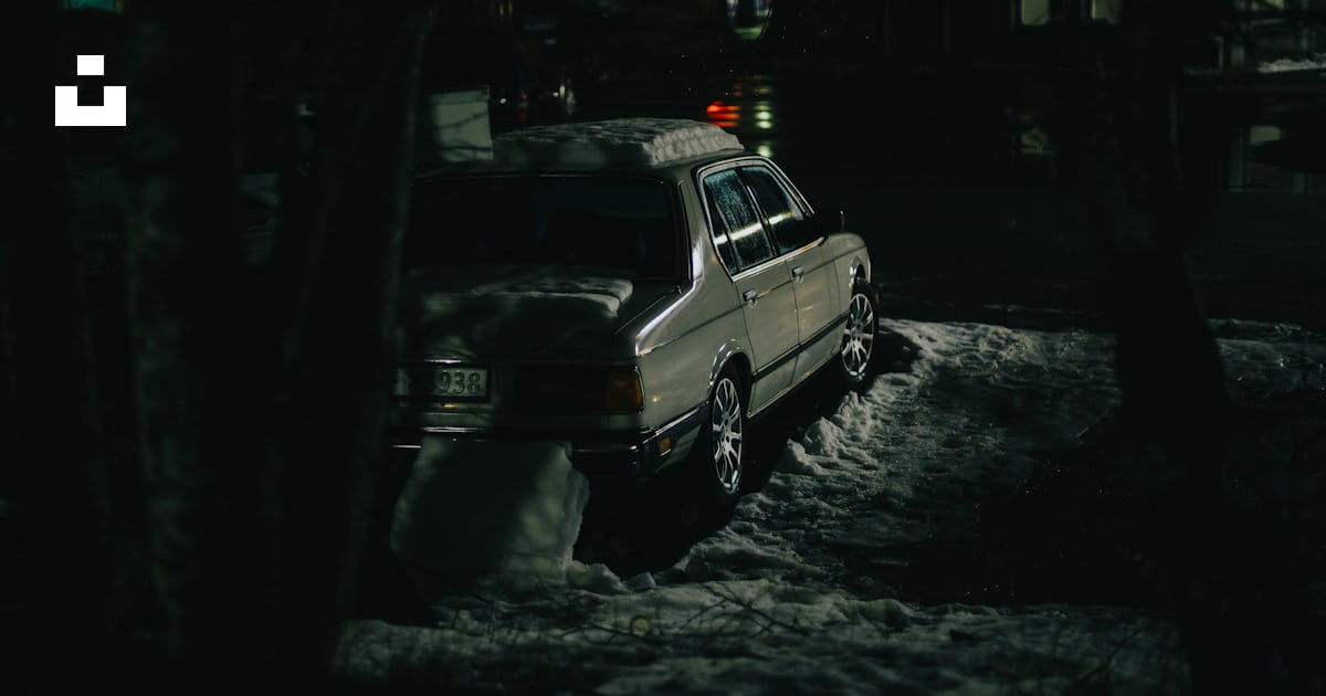 야간 눈 덮인 도로의 흰색 Suv 사진 Unsplash의 무료 회색 이미지