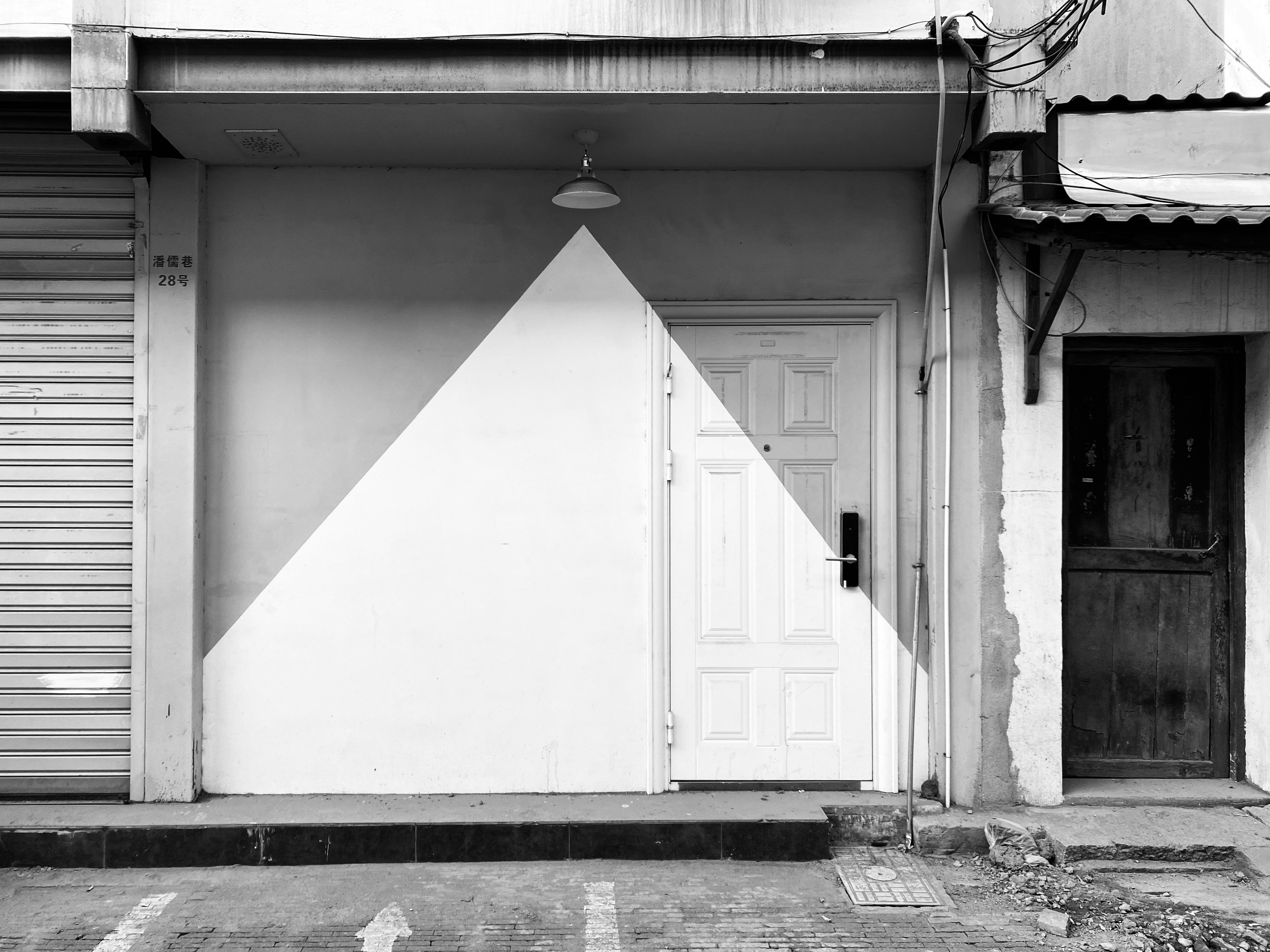 Diagonal Light: A Facade Split by a Diamond Misalignment