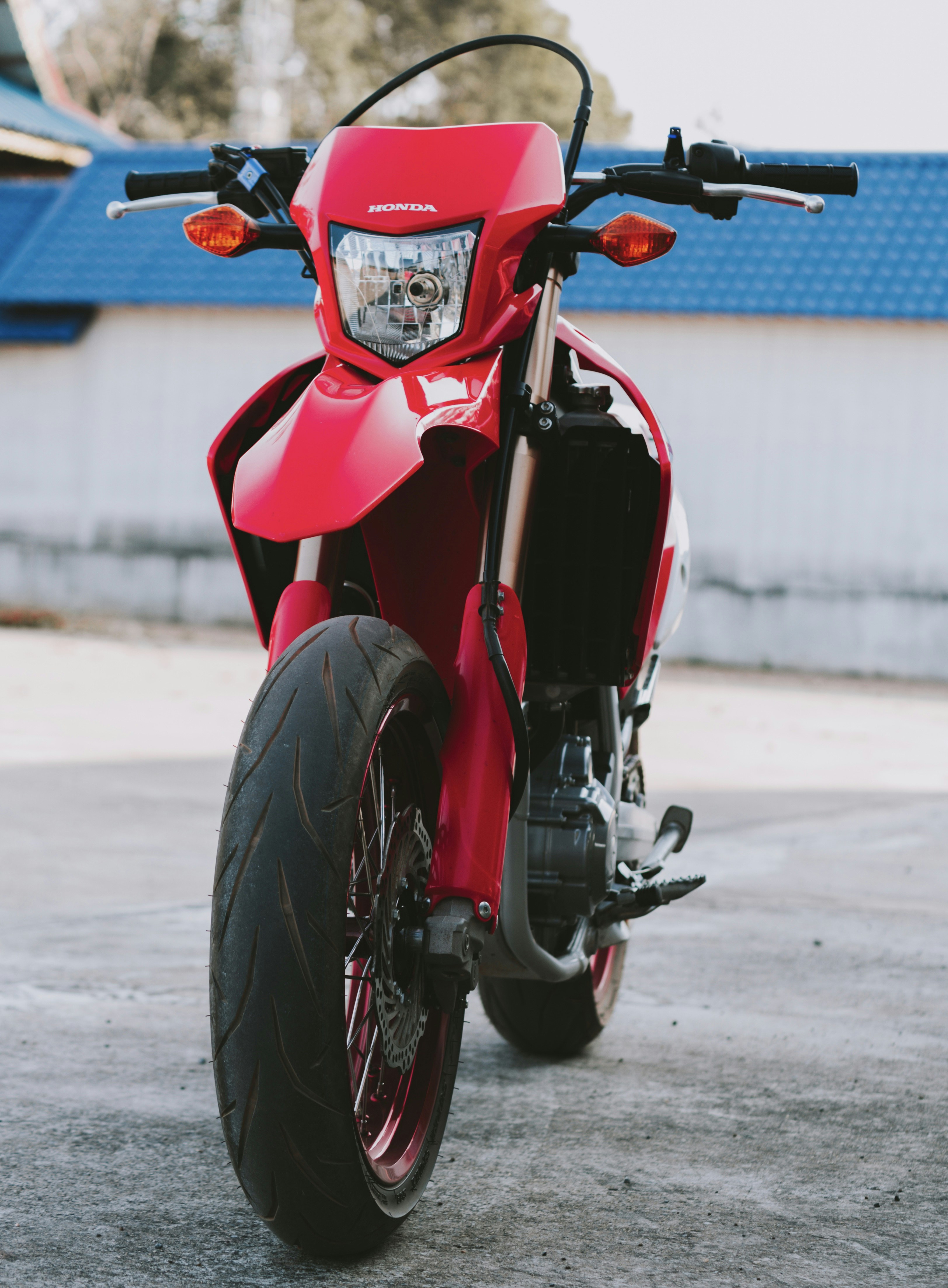 Foto Sepeda motor merah dan hitam di jalan pada siang hari – Gambar ...