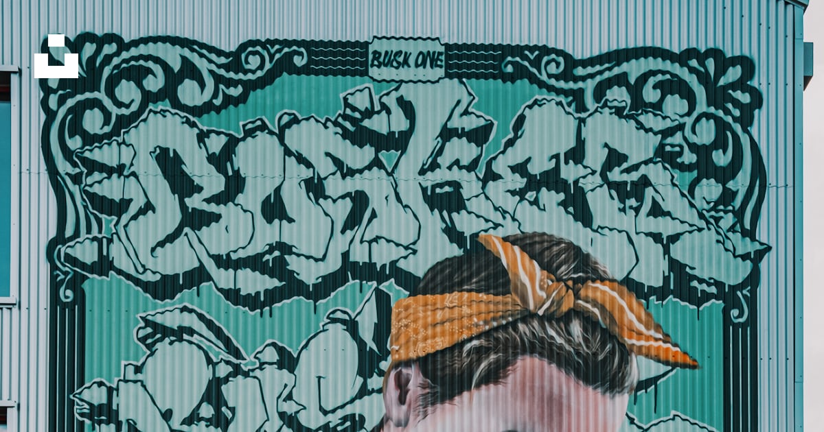 검은 크루넥 티셔츠를 입은 남자 노란색과 검은색 모자 그림 사진 Unsplash의 무료 해크니 윅 이미지