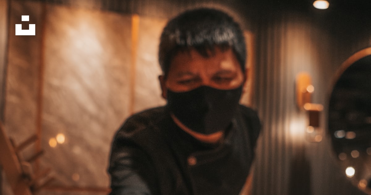 검은 둥근 접시를 들고 검은 재킷을 입은 남자 사진 Unsplash의 무료 일본어 이미지