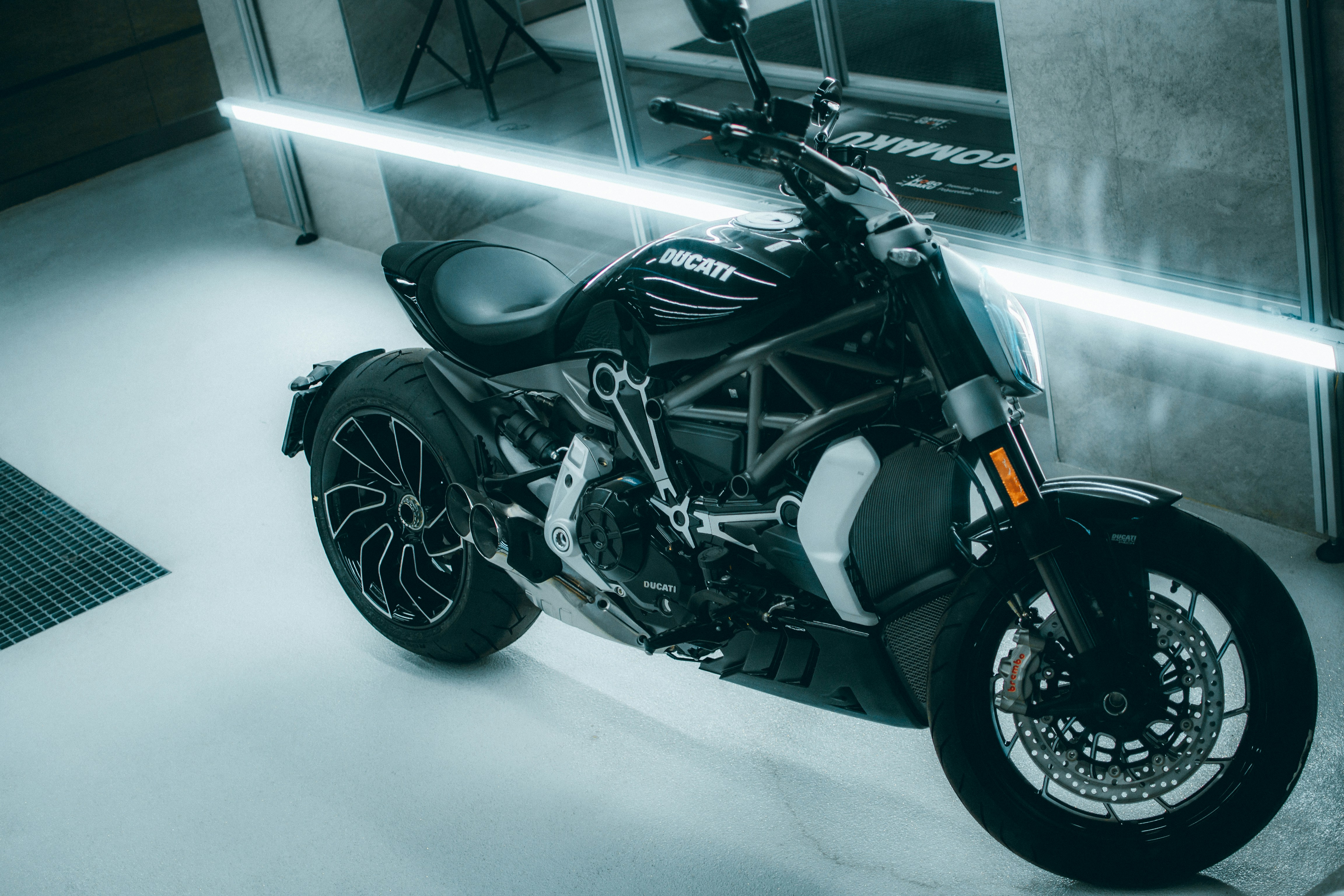 Black and silver cruiser motorcycle photo – Free Ducati Image on Unsplash