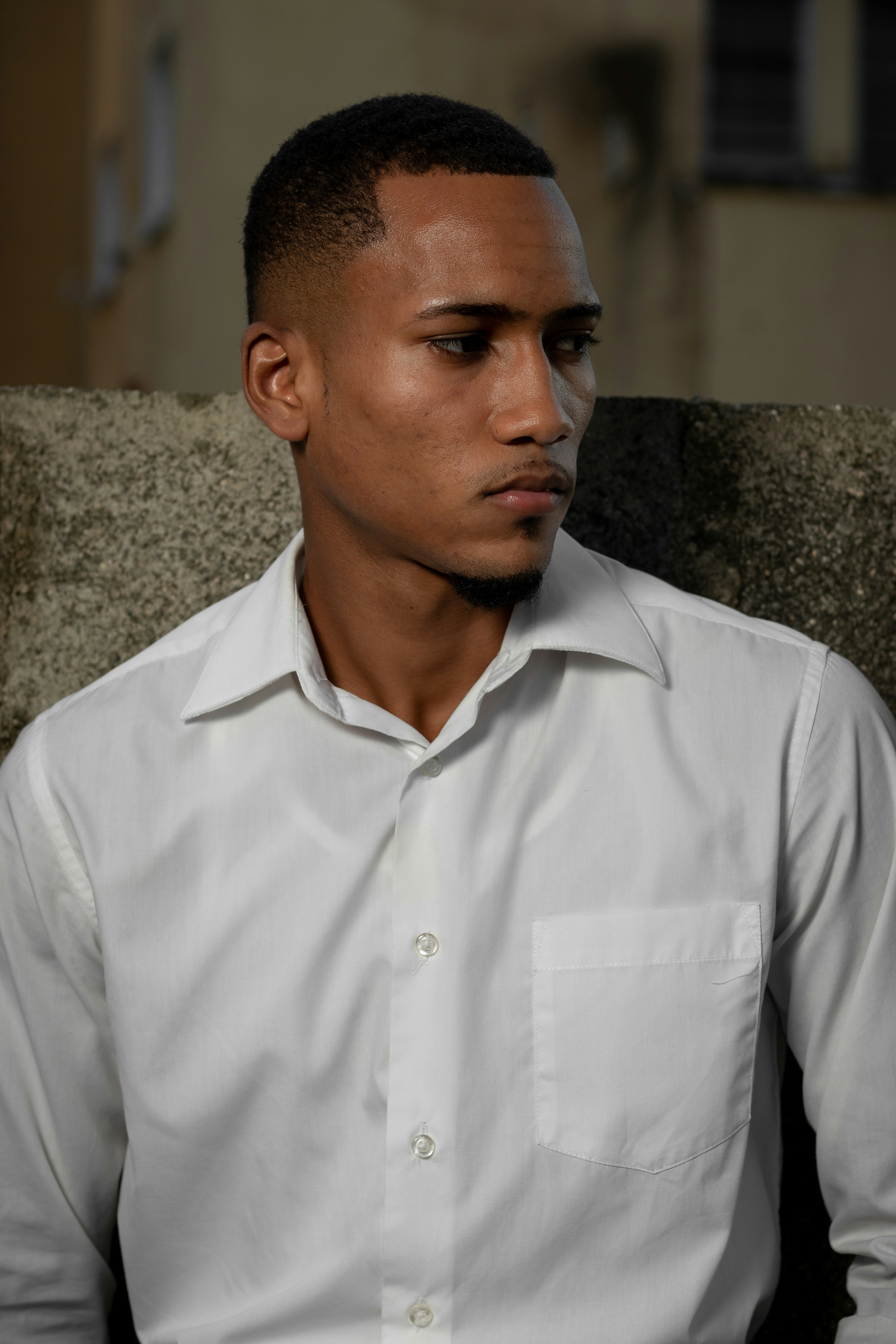 homme en chemise blanche photo – Photo Gris Gratuite sur Unsplash