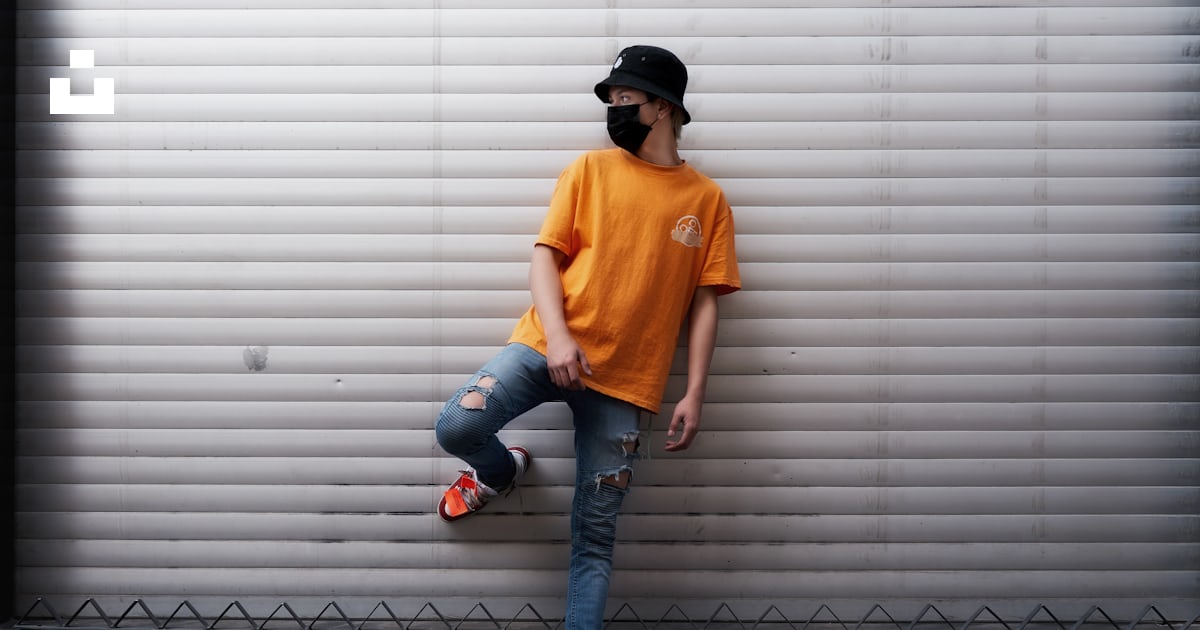 オレンジ色のクルーネックtシャツとブルーデニムジーンズの男性が黒と白の上に立っているの写真 Unsplashの無料メキシコ写真