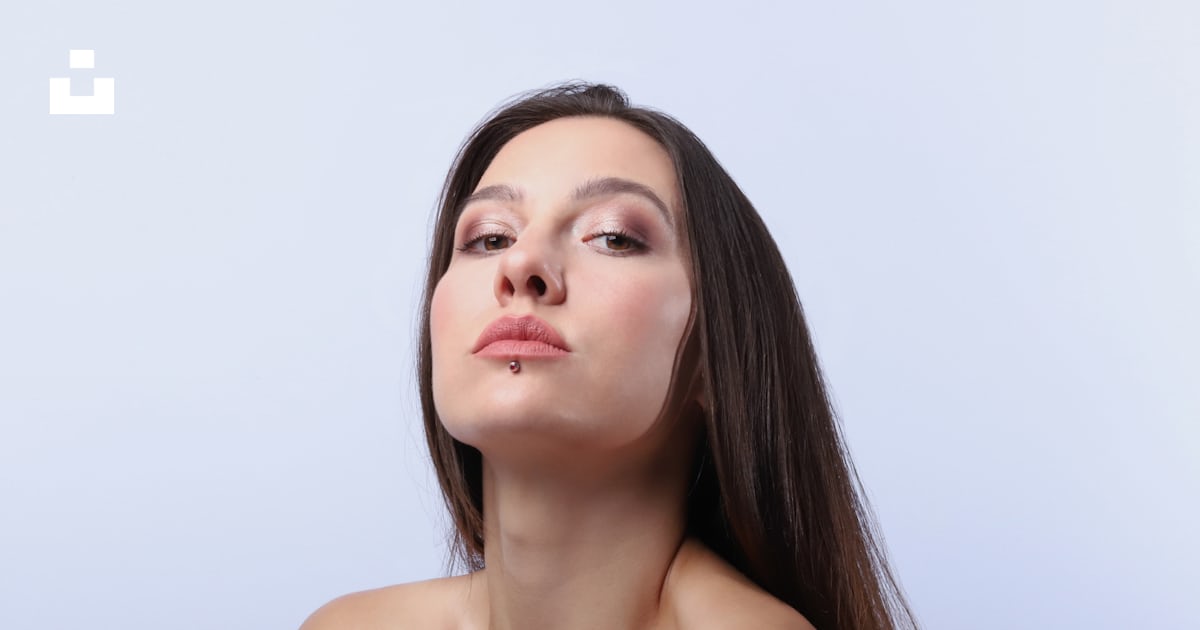 Femme Aux Seins Nus Avec Des Cheveux Bruns Photo Photo Serbie