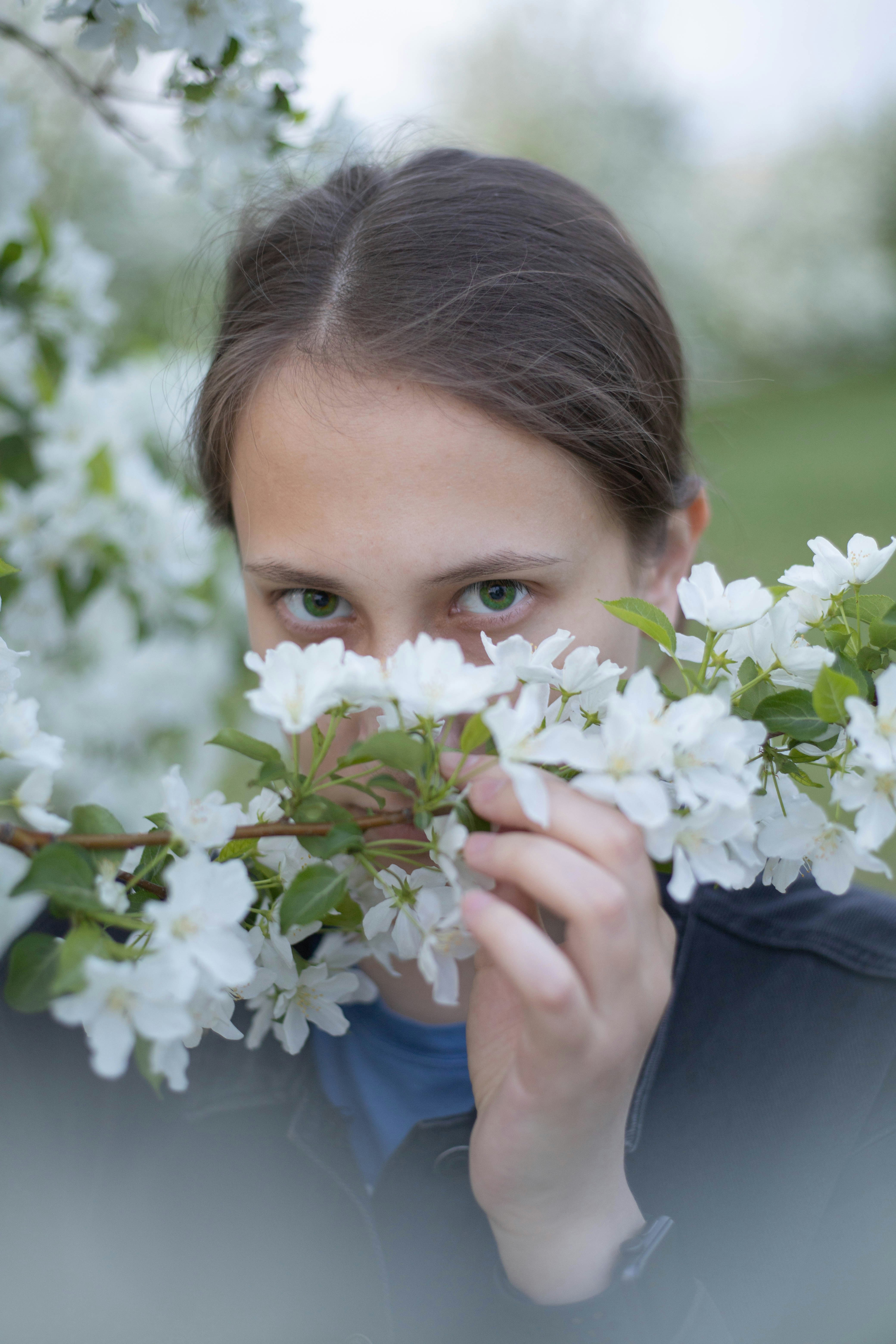 Eyes Above the Blooms: A Quiet Gaze Through White Petals