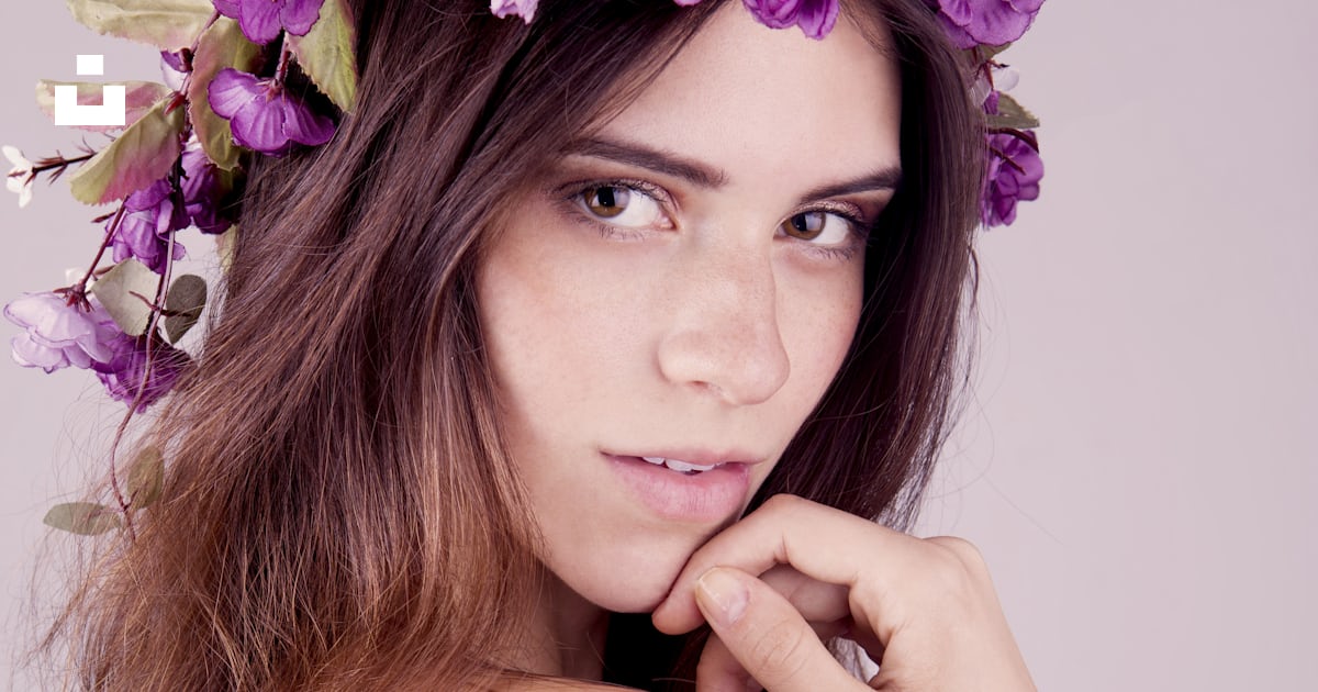 Femme Aux Seins Nus Avec Une Fleur Violette Sur La Tête Photo Photo