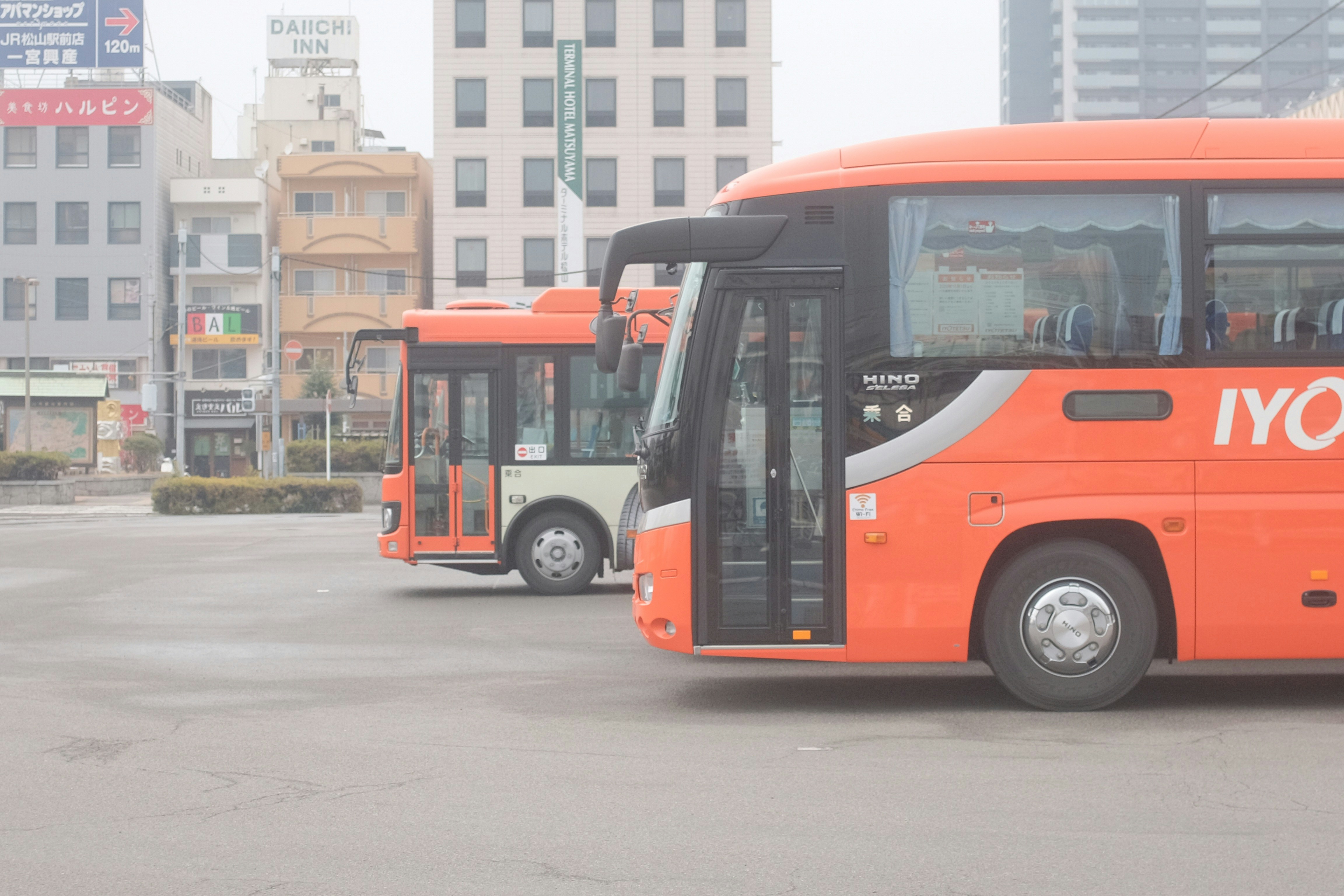Foto zum Thema Rot-schwarzer Bus tagsüber unterwegs – Kostenloses Bild ...
