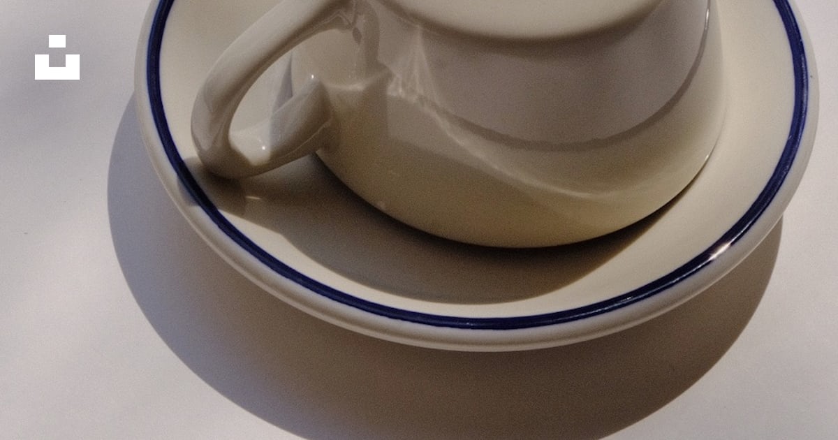 Tasse En Céramique Blanche Sur Soucoupe En Céramique Blanche Photo