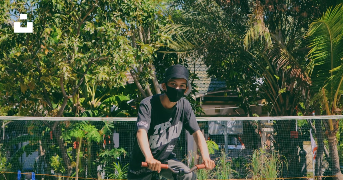 昼間、陸上競技場で自転車に乗る黒いヘルメットをかぶった男の写真 Unsplashのインドネシアの無料画像