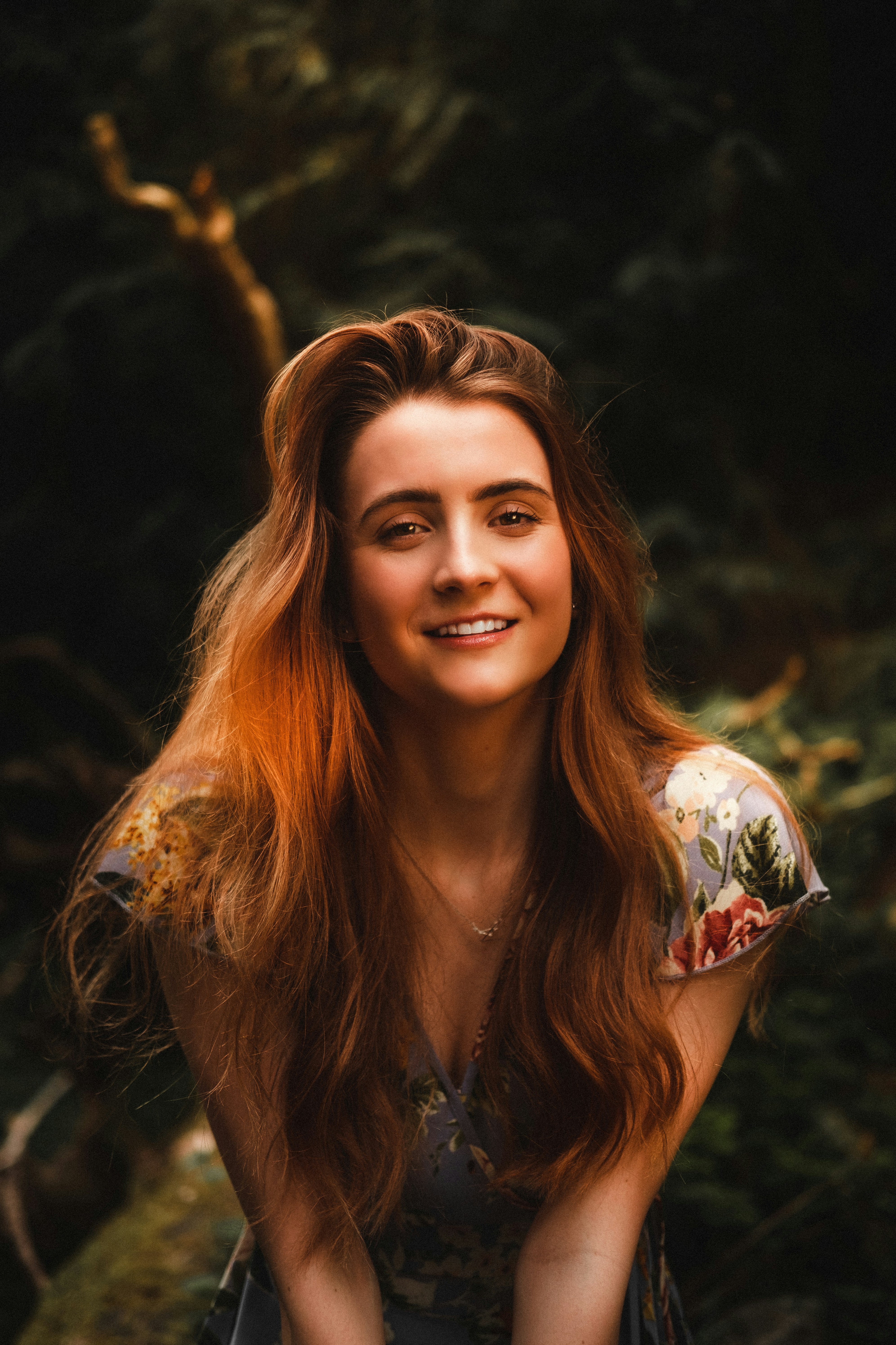 Foto Mujer en bikini floral blanco y rojo – Imagen Negro gratis en Unsplash