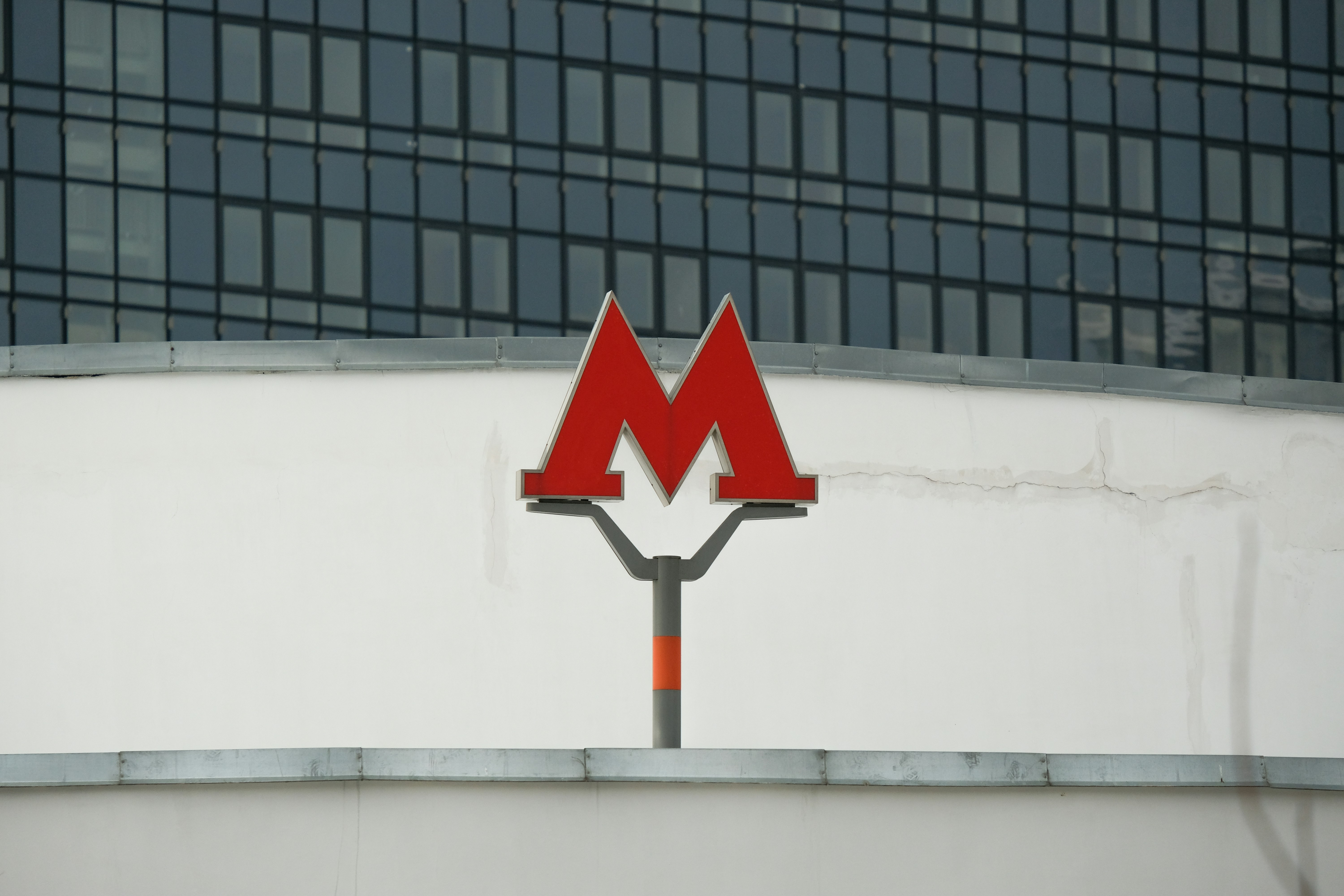 Red and white arrow sign photo – Free Metro Image on Unsplash