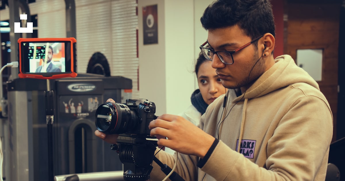 Hombre Con Chaqueta Marrón Sosteniendo Una Cámara Dslr Negra Foto