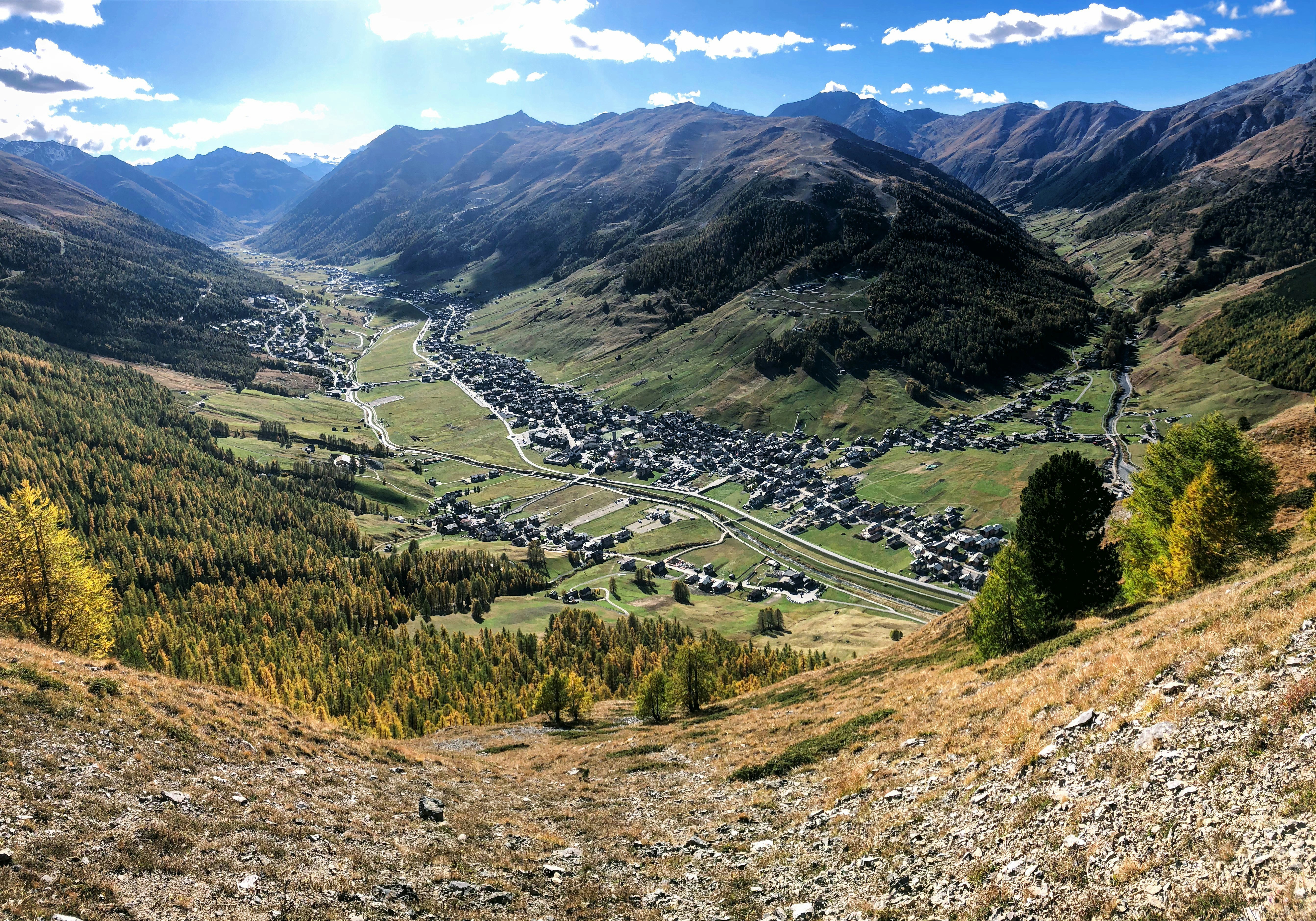 Valley Crown: A Panoramic Village Nestled in Alpine Arms