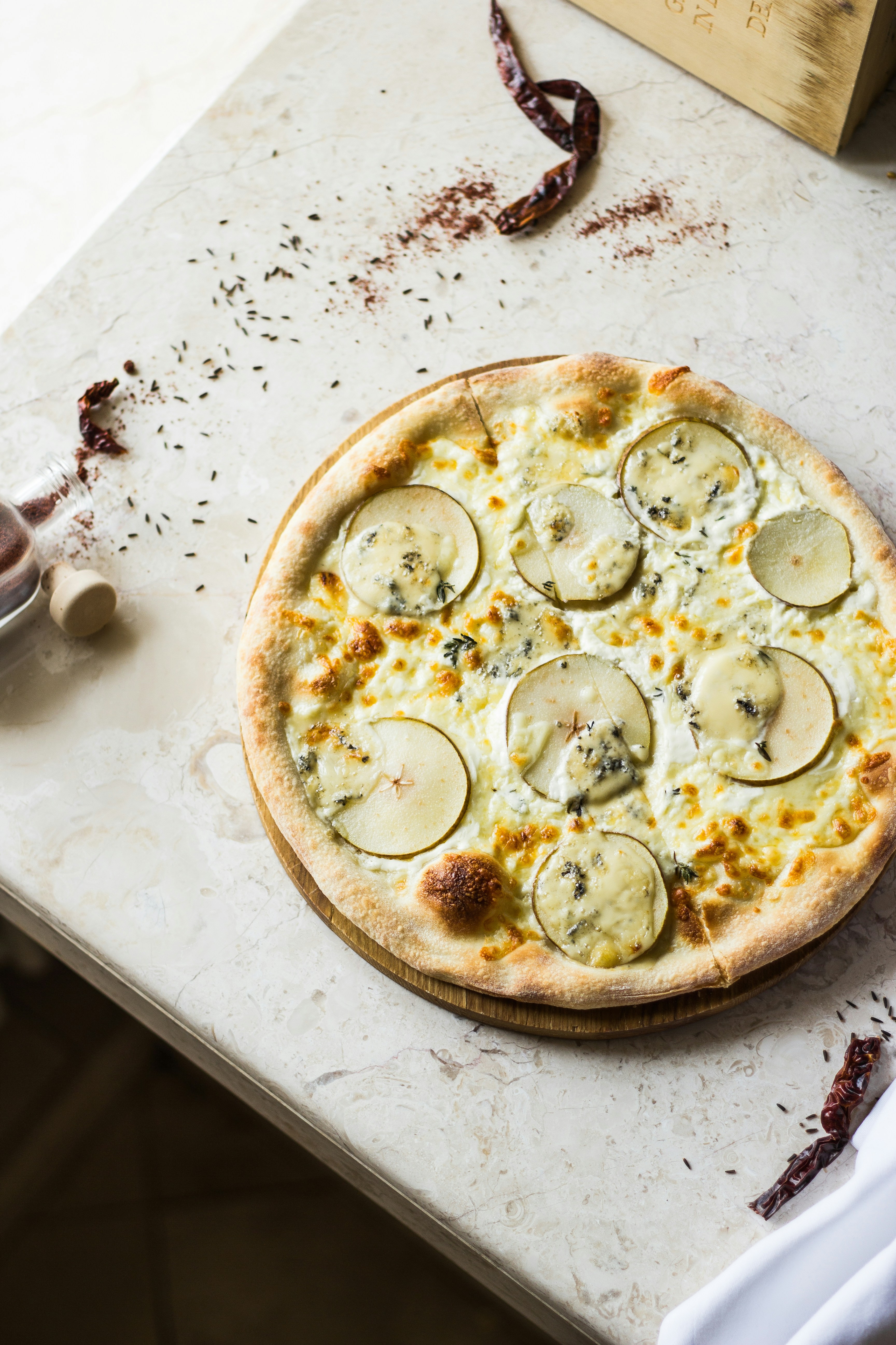 Foto Pizza con aderezos verdes y blancos – Imagen Marrón gratis en Unsplash