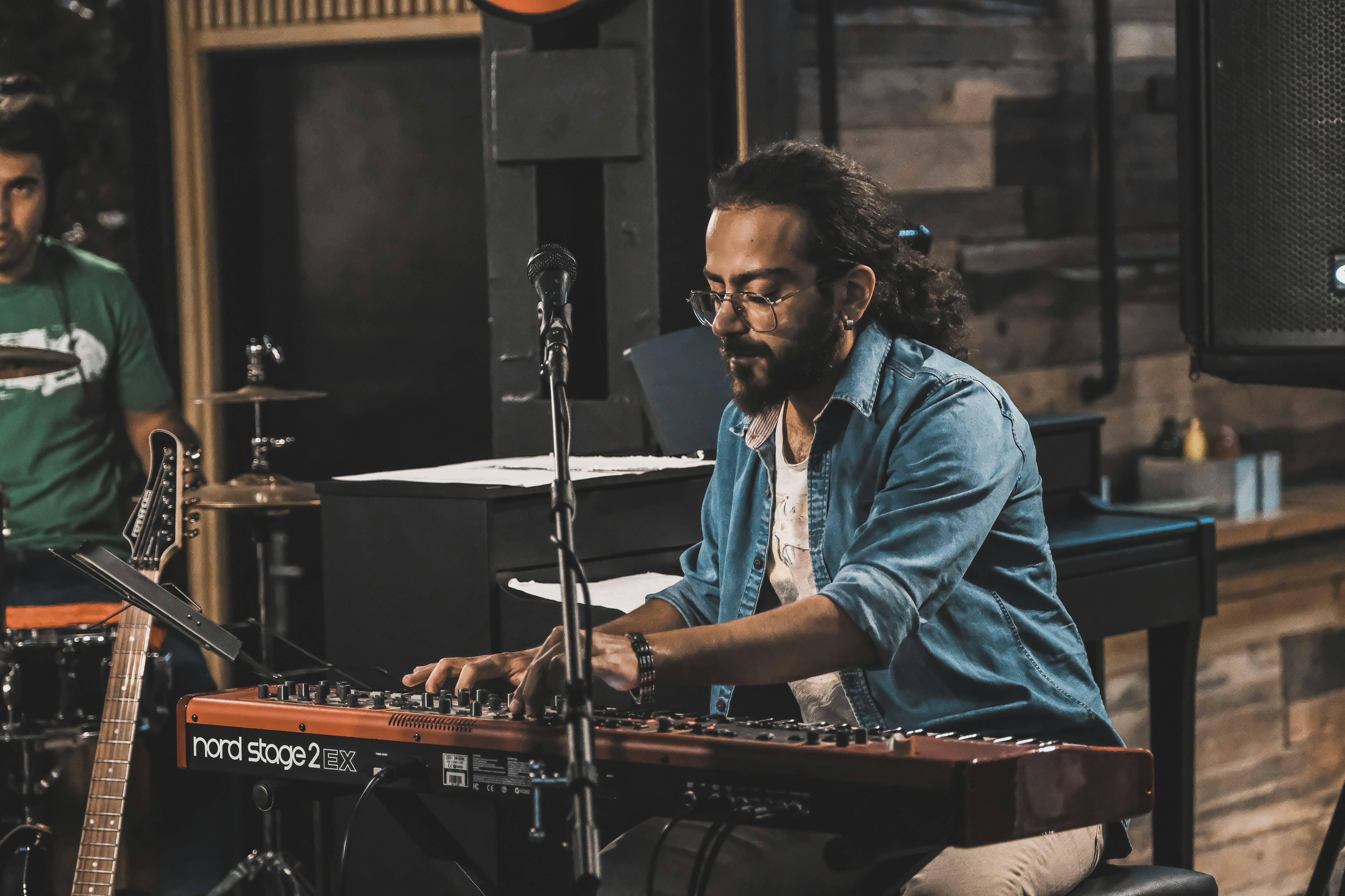 Warm Keys, Quiet Pulse: A Live Studio Moment