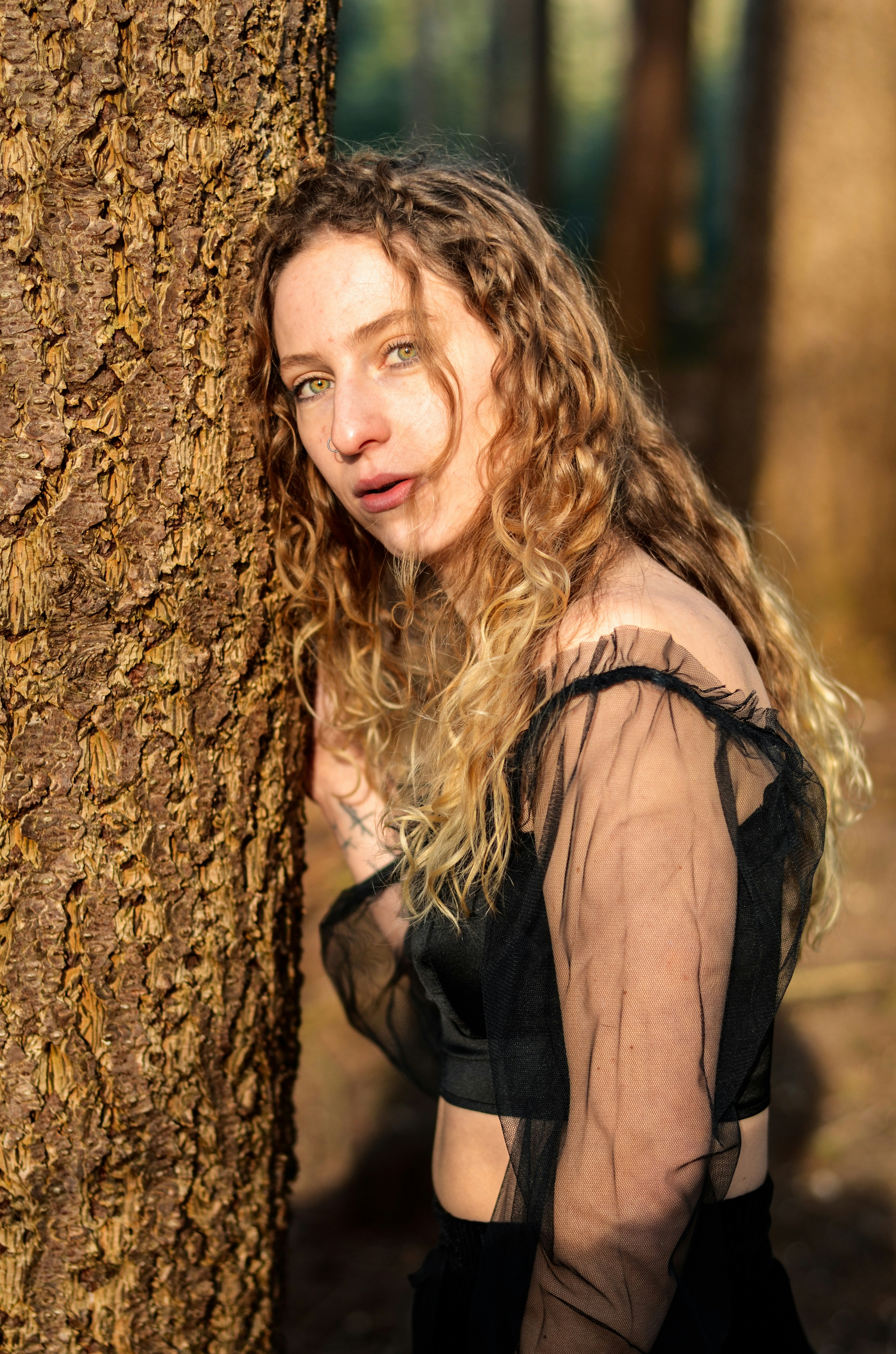 Woman in black tank top leaning on brown tree photo – Free Girl Image ...