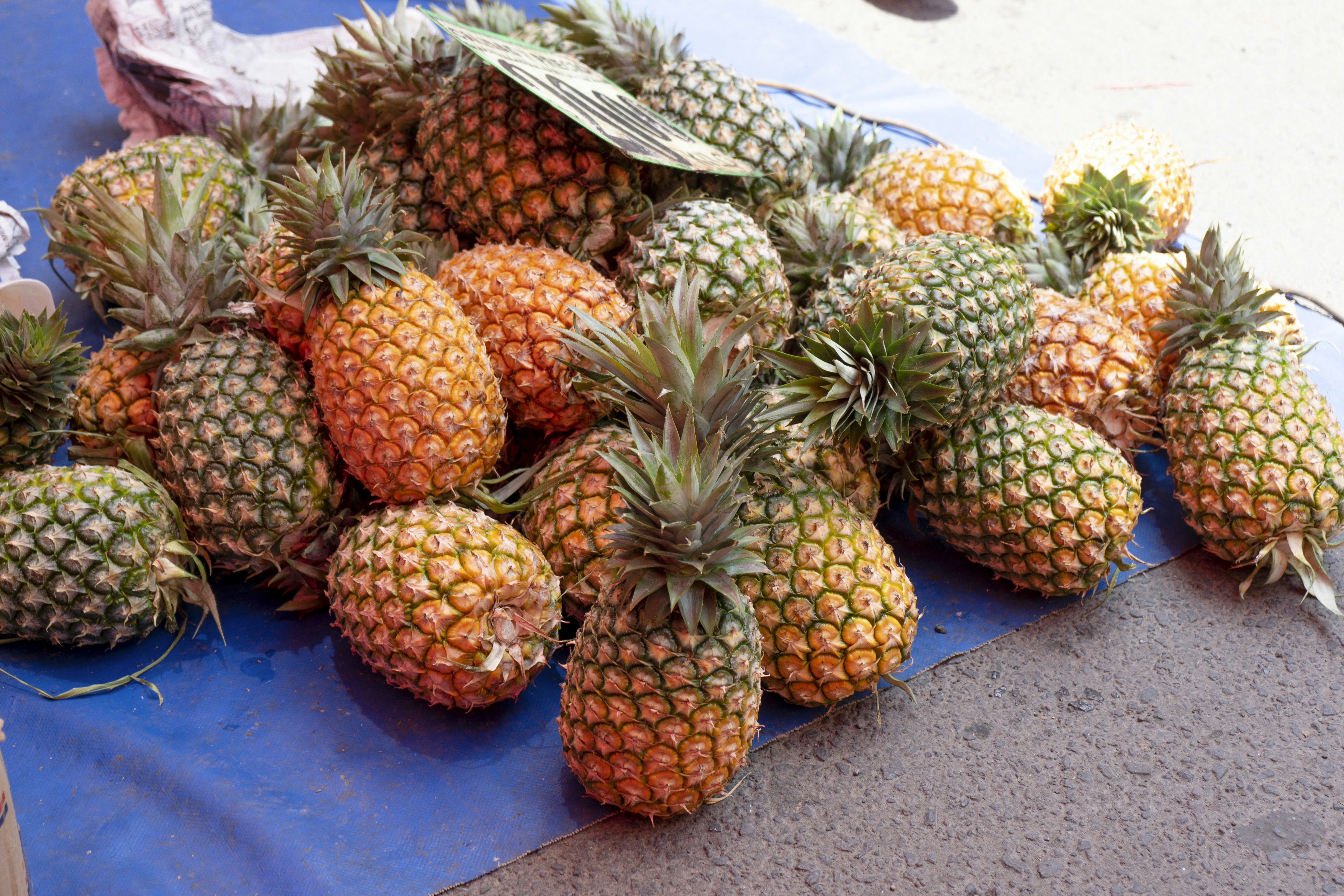 Fruits d’ananas verts et jaunes sur table bleue photo – Photo Plante ...