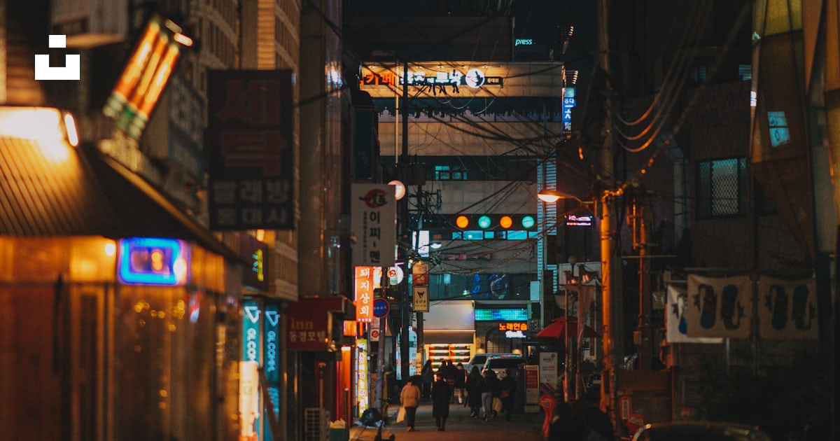 야간에 길가에 주차된 자동차 사진 Unsplash의 무료 홍대 이미지